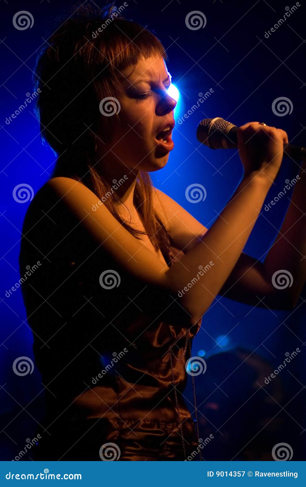Singer on a scene editorial photography. Image of girl - 9014357