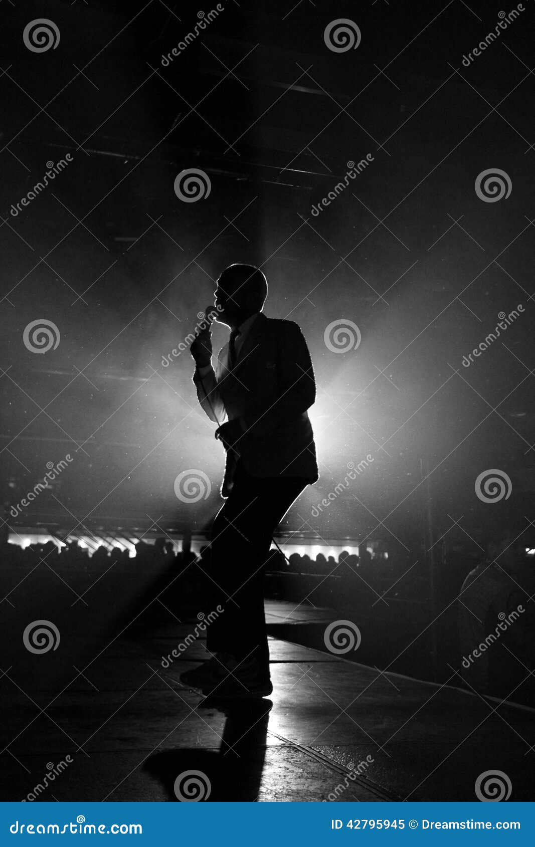 Singer editorial image. Image of reminds, sinatra, money - 42795945