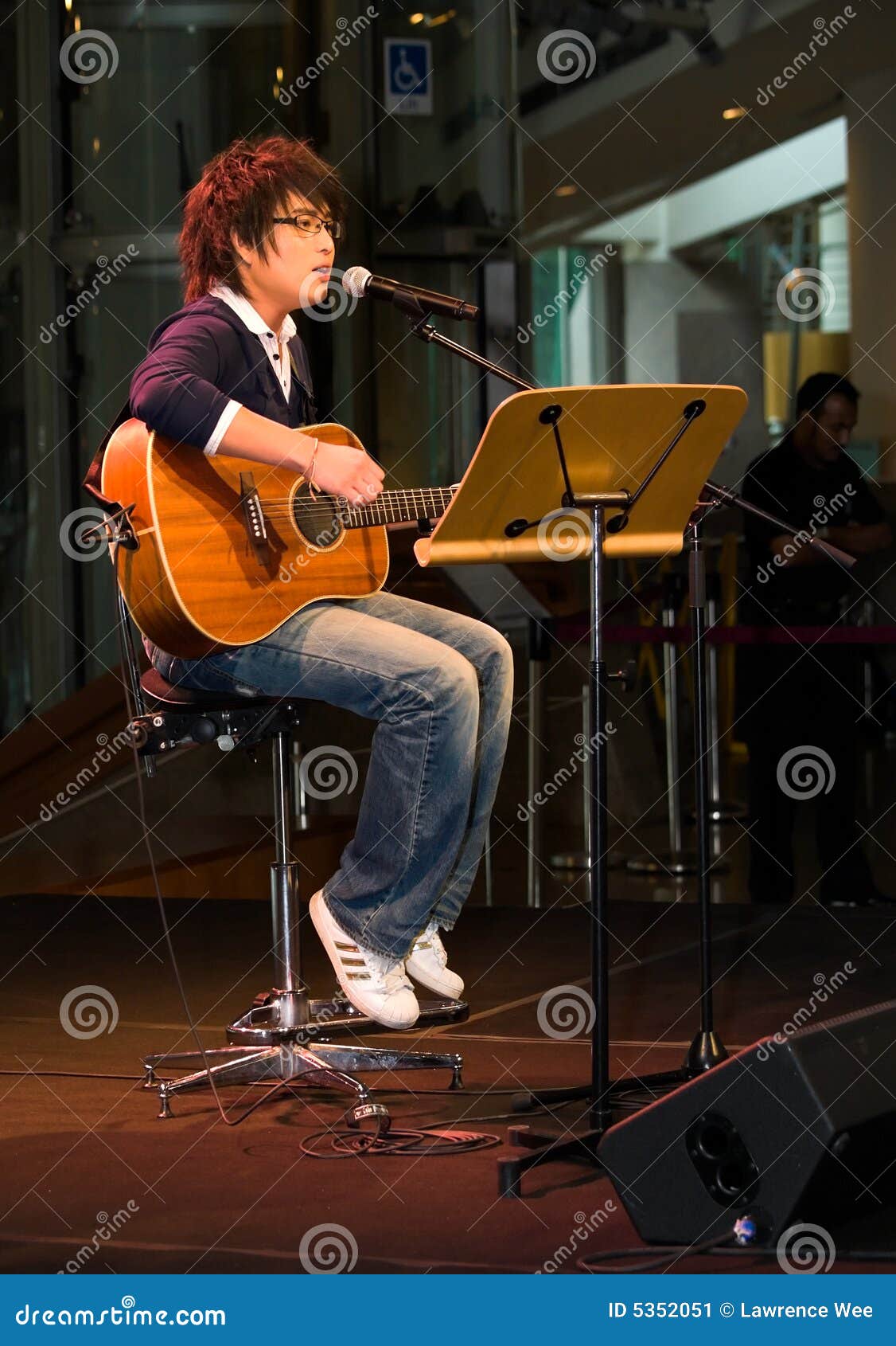Singer-Song Writer Performing Editorial Photo - Image of theater, chair ...