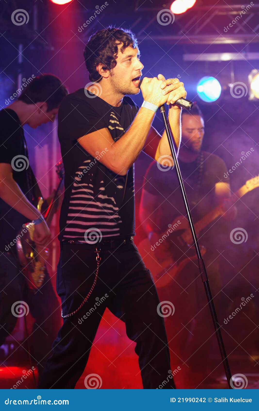 Singer - TUNE CIRCUS editorial photography. Image of entertainment ...