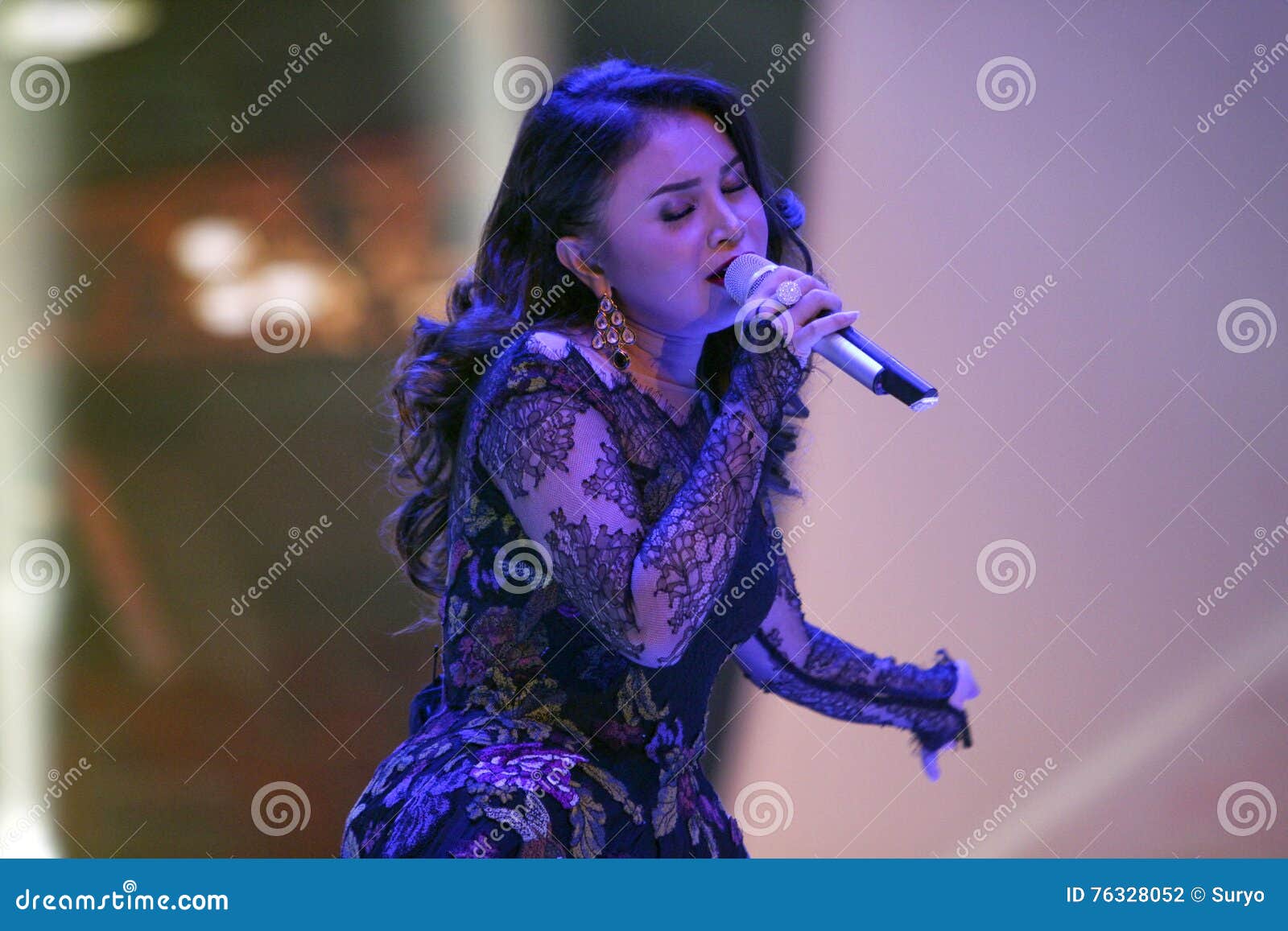 Singer editorial photography. Image of indonesia, central - 76328052