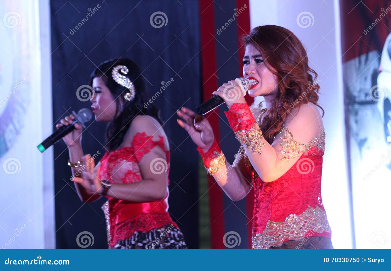 Singers editorial image. Image of musician, stage, girl - 70330750