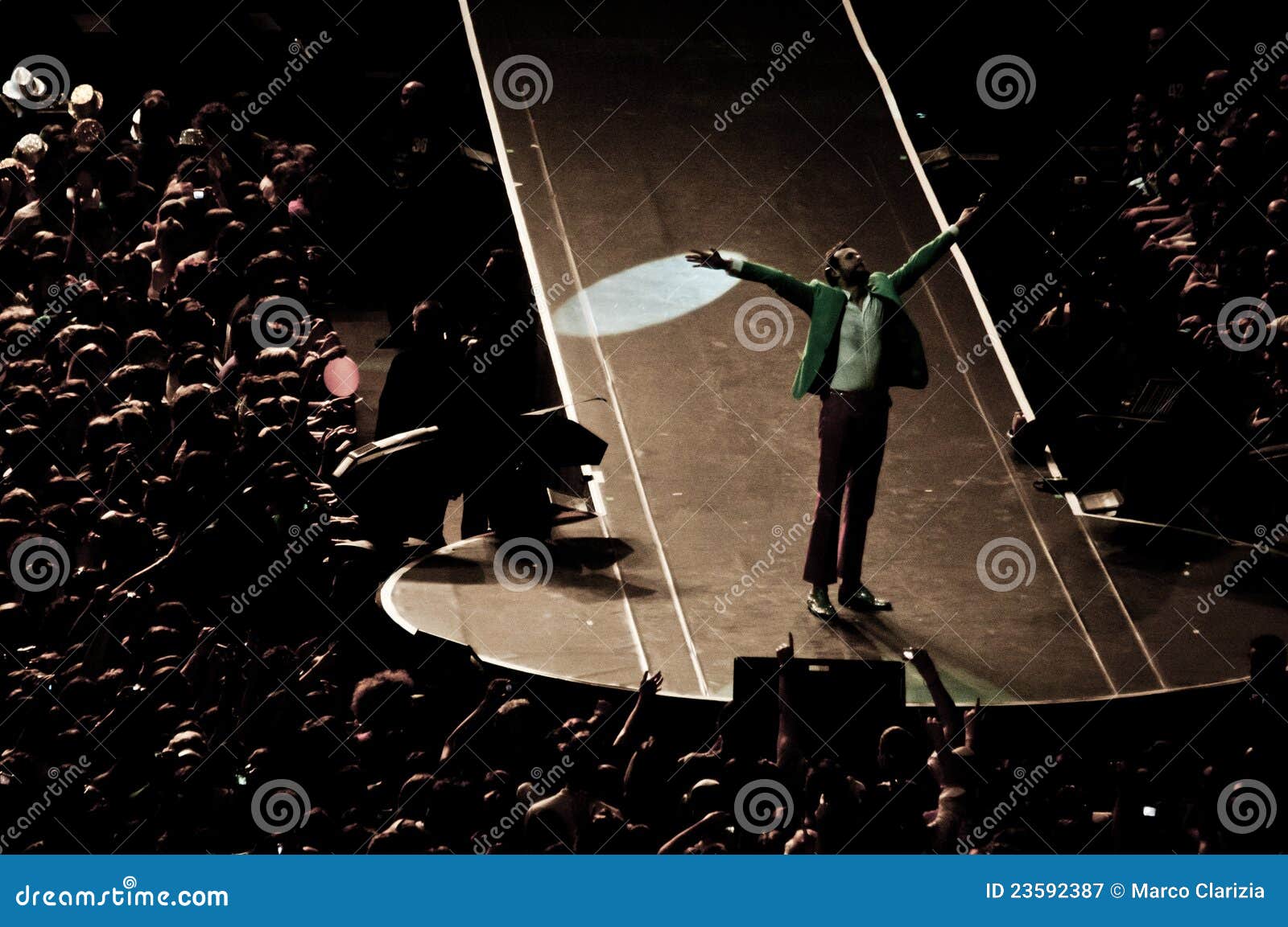 Singing for the crowd editorial photography. Image of tour - 23592387