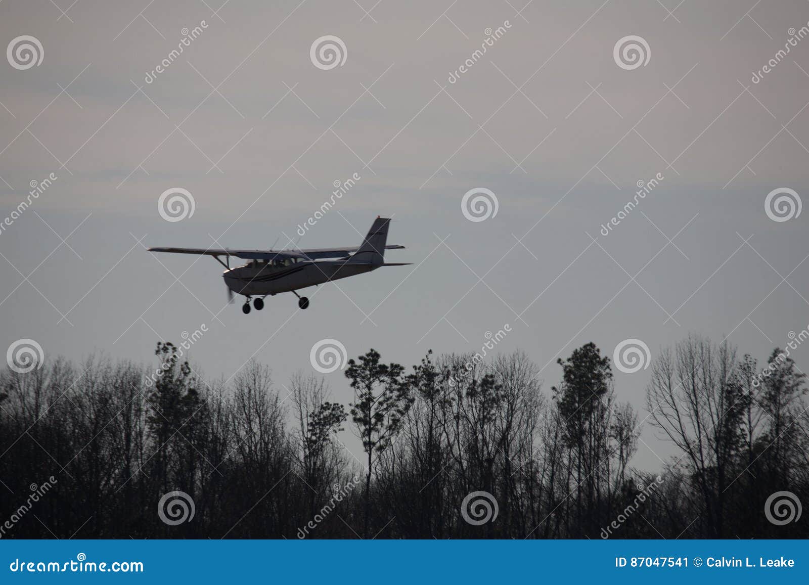 Single Engine Plane Landing Editorial Photo - Image of descent, landing ...