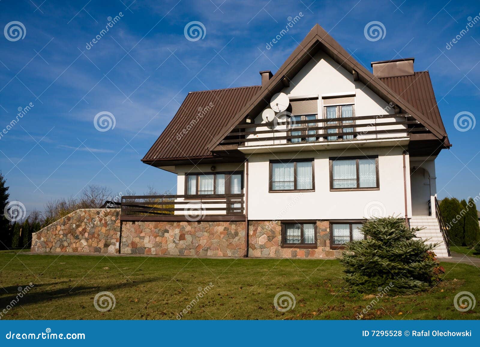 Single family white house stock photo. Image of housing - 7295528