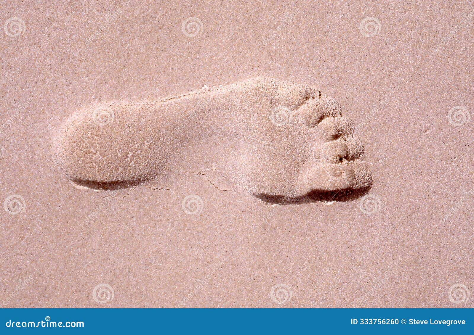 Single Footprint of a Bare Foot Left in the Sand on a Beach Stock Photo ...