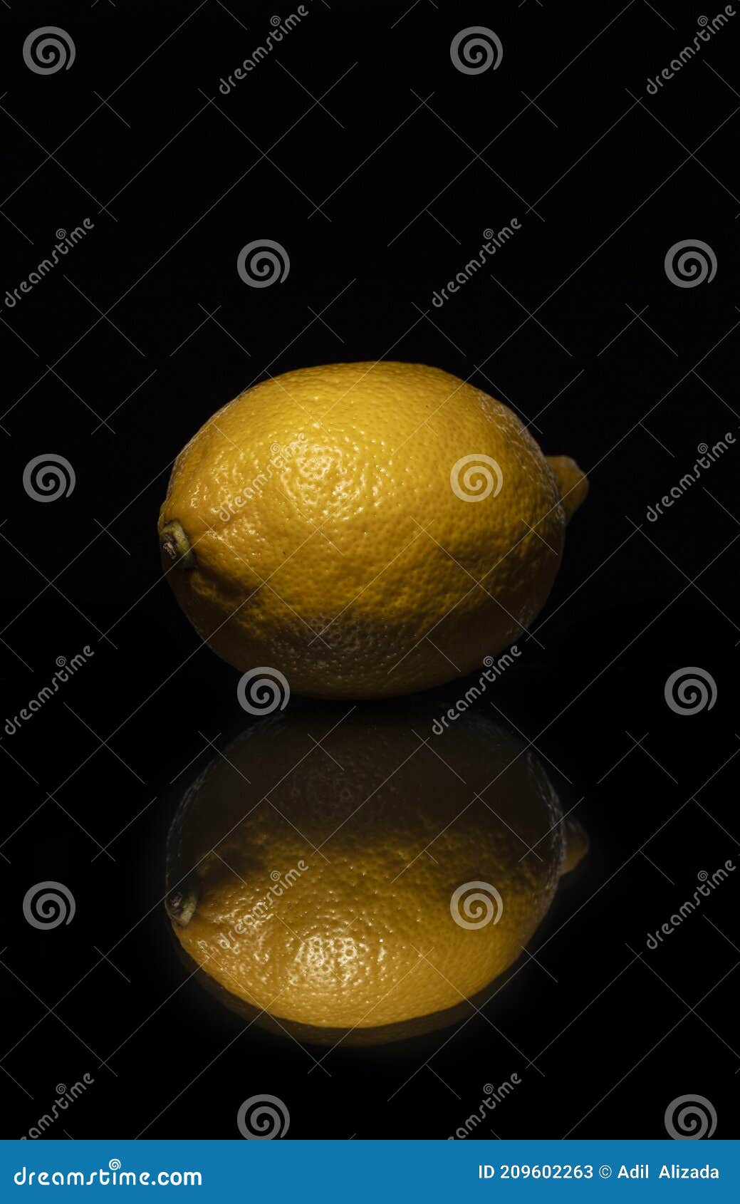 Single Lemon on Black Background Stock Image - Image of healthy, yellow ...
