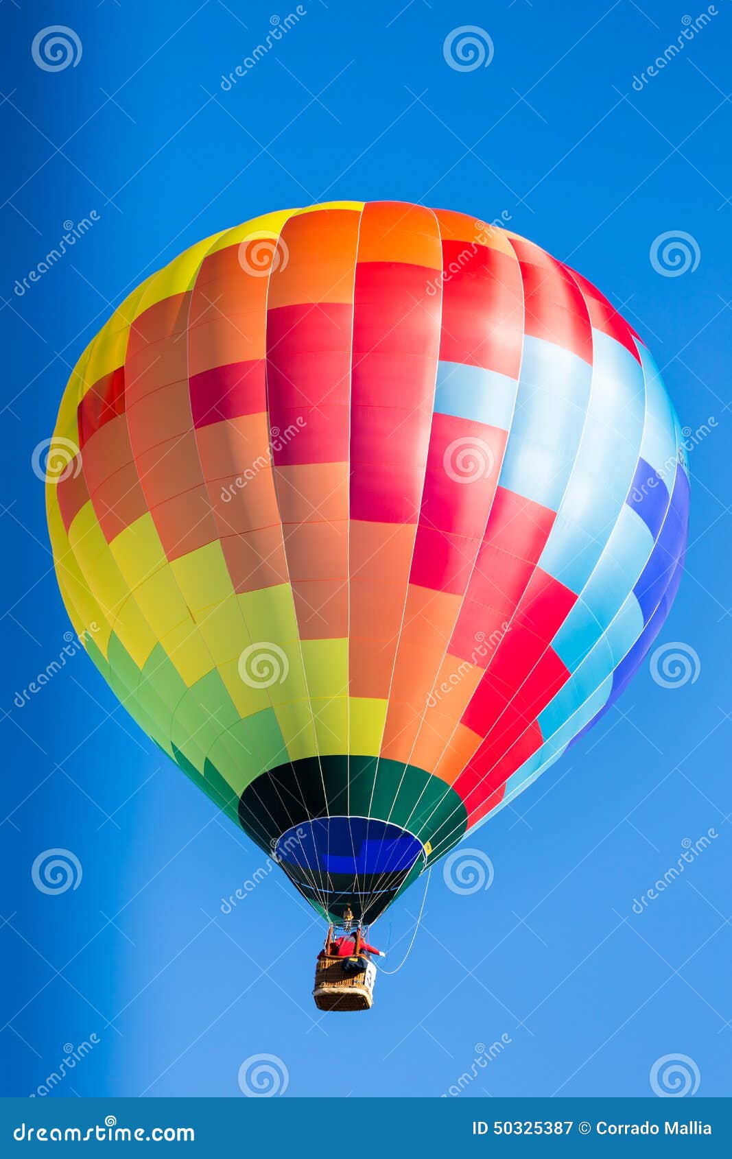 Singola Mongolfiera Variopinta in Volo Immagine Stock - Immagine di ...