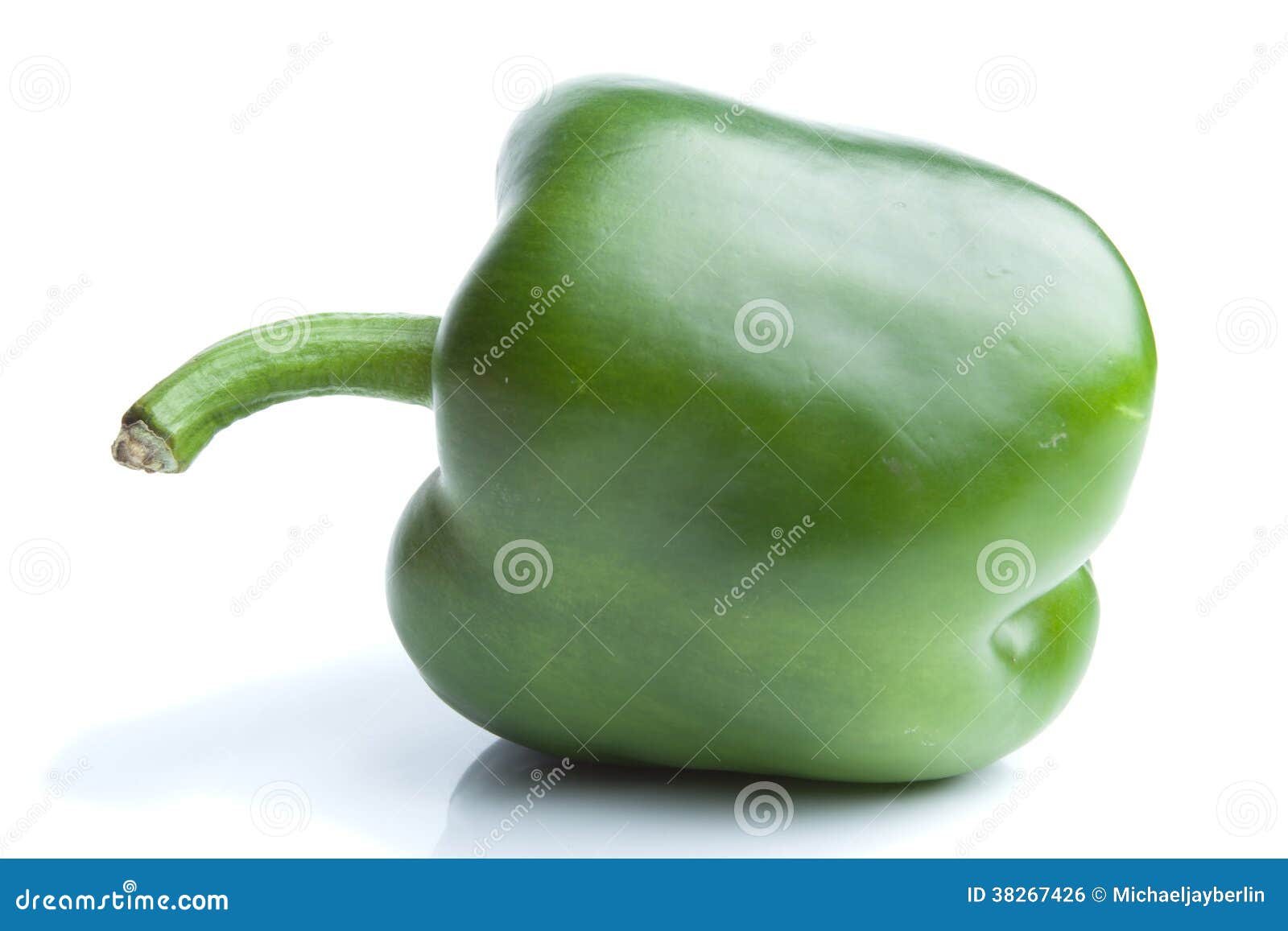 Singolo Peperone Verde Su Bianco Fotografia Stock - Immagine di ...