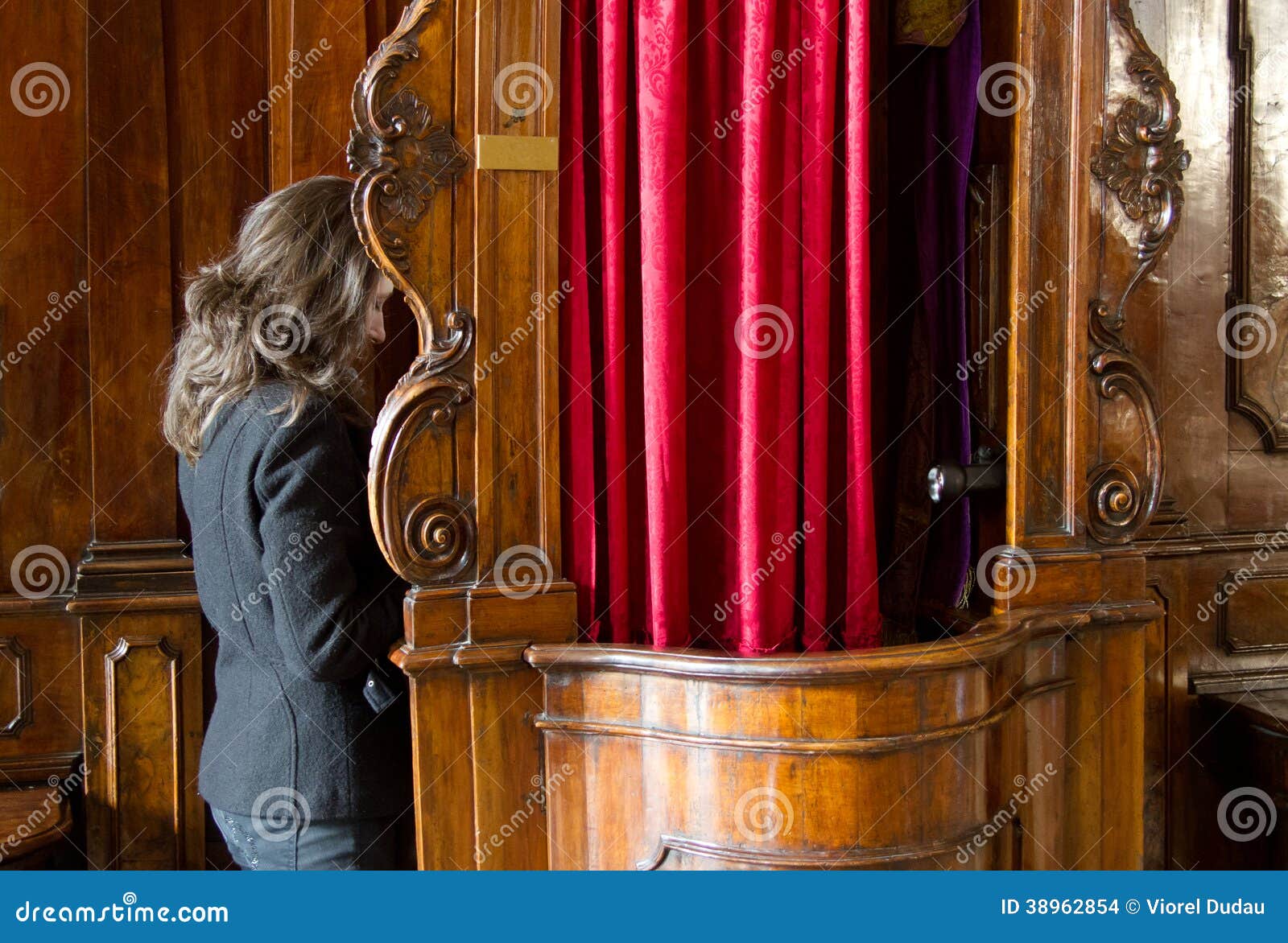 Sinner Nella Cabina Di Confessione Fotografia Stock - Immagine di donna ...