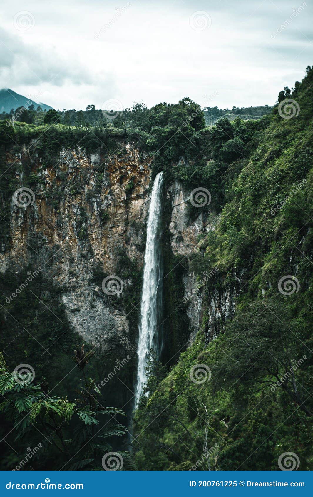 Sipiso-piso waterfalls editorial image. Image of sumut - 200761225