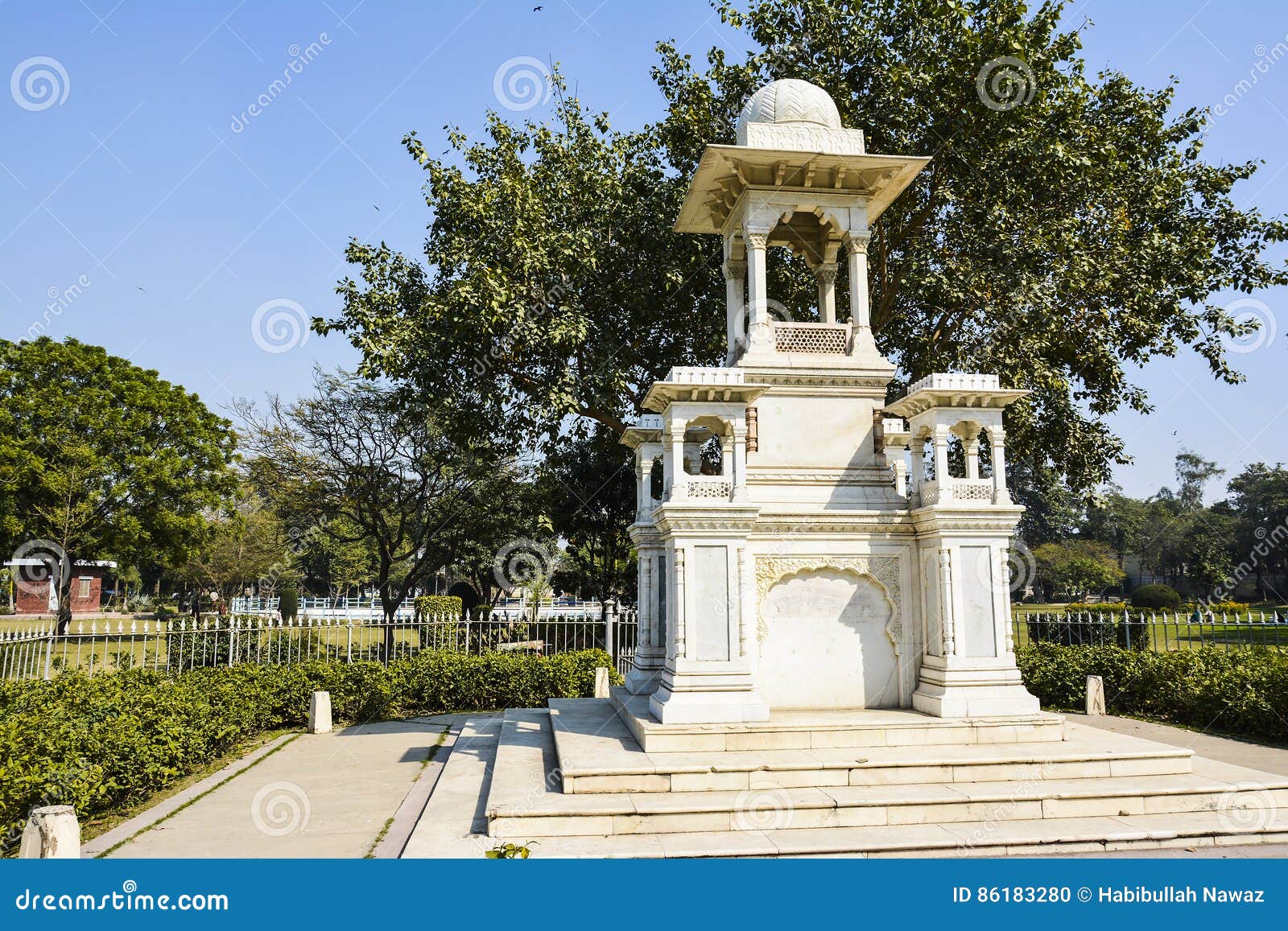 Sir James Lyall Monument foto de stock. Imagem de monumento - 86183280