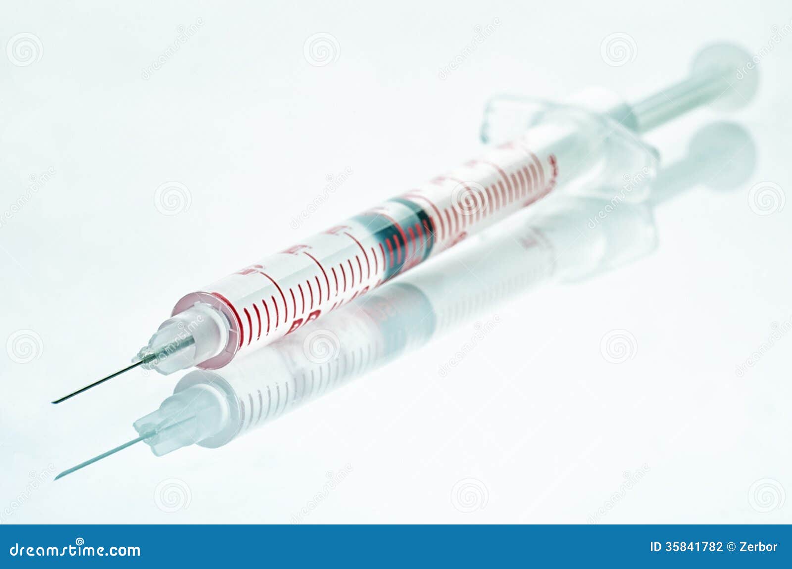 Siringa dell'insulina fotografia stock. Immagine di siero - 35841782