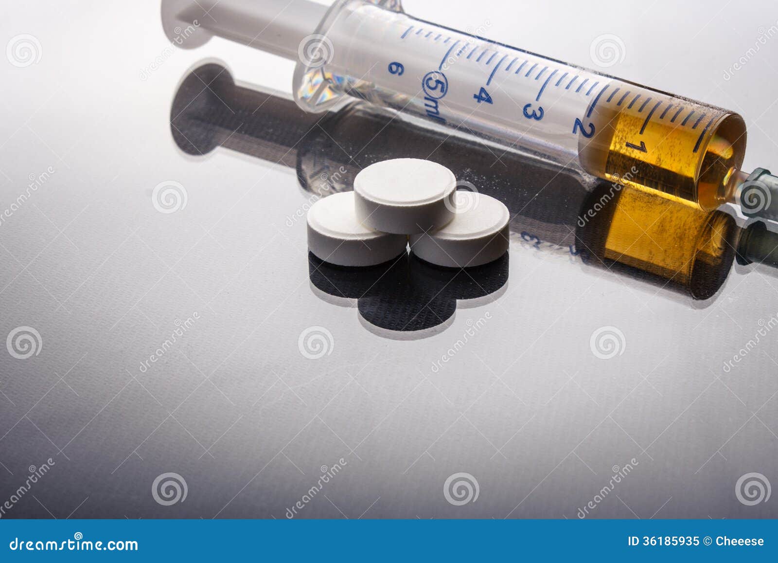 Siringa Della Droga Ed Eroina Cucinata Immagine Stock - Immagine di ...