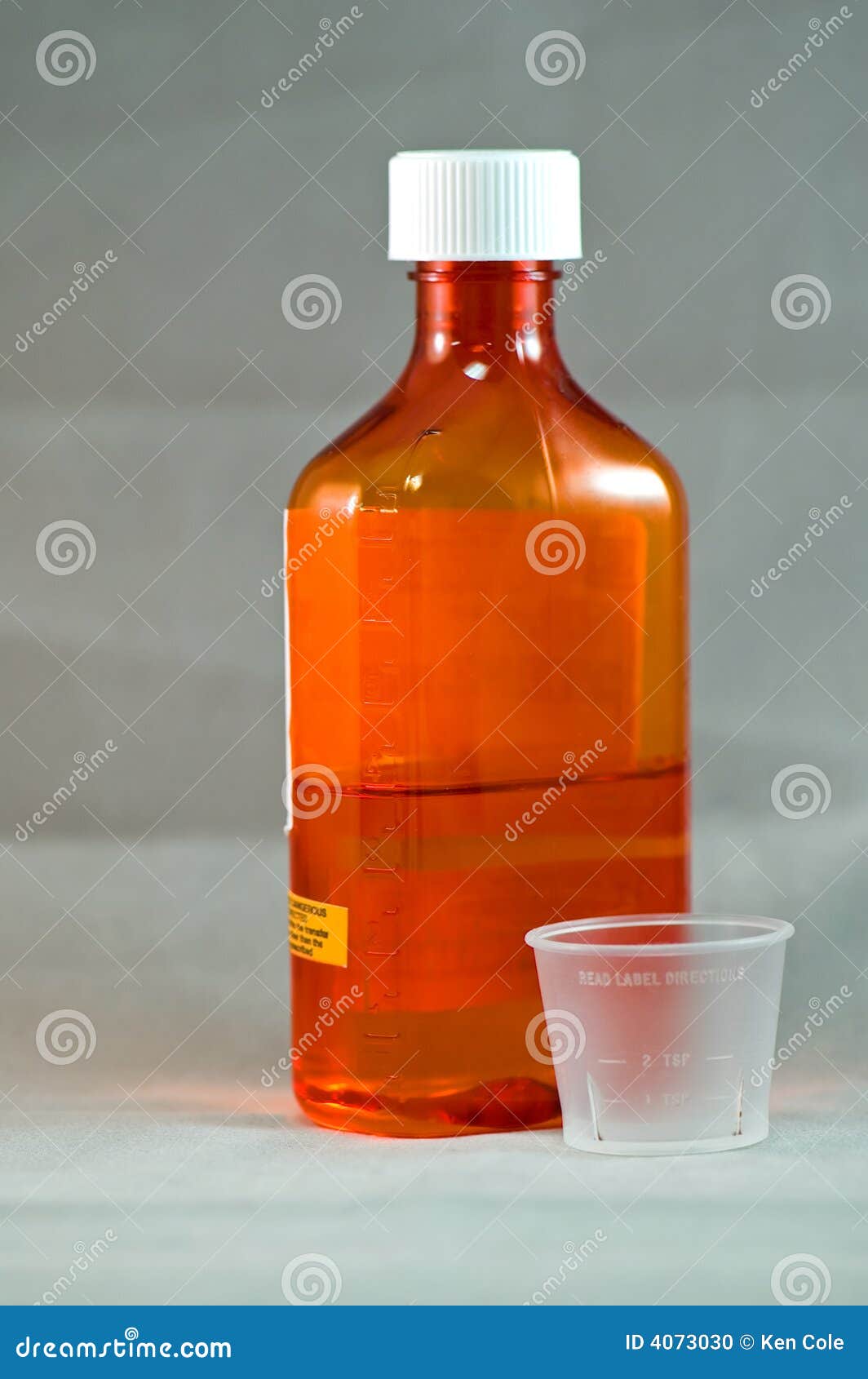 Sirop liquide de toux photo stock. Image du médicament - 4073030