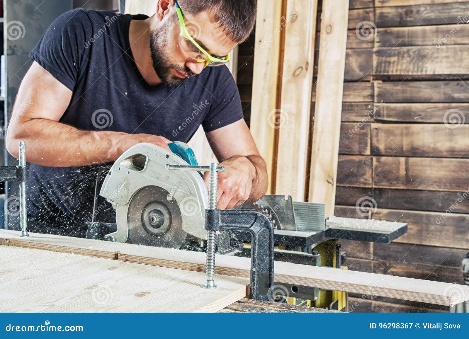 Sirva Aserrar De Madera Con Una Sierra Circular Moderna Imagen de ...