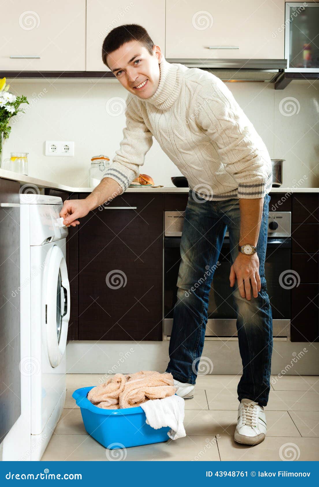Sirva Poner La Ropa En La Lavadora Imagen de archivo - Imagen de ropas ...