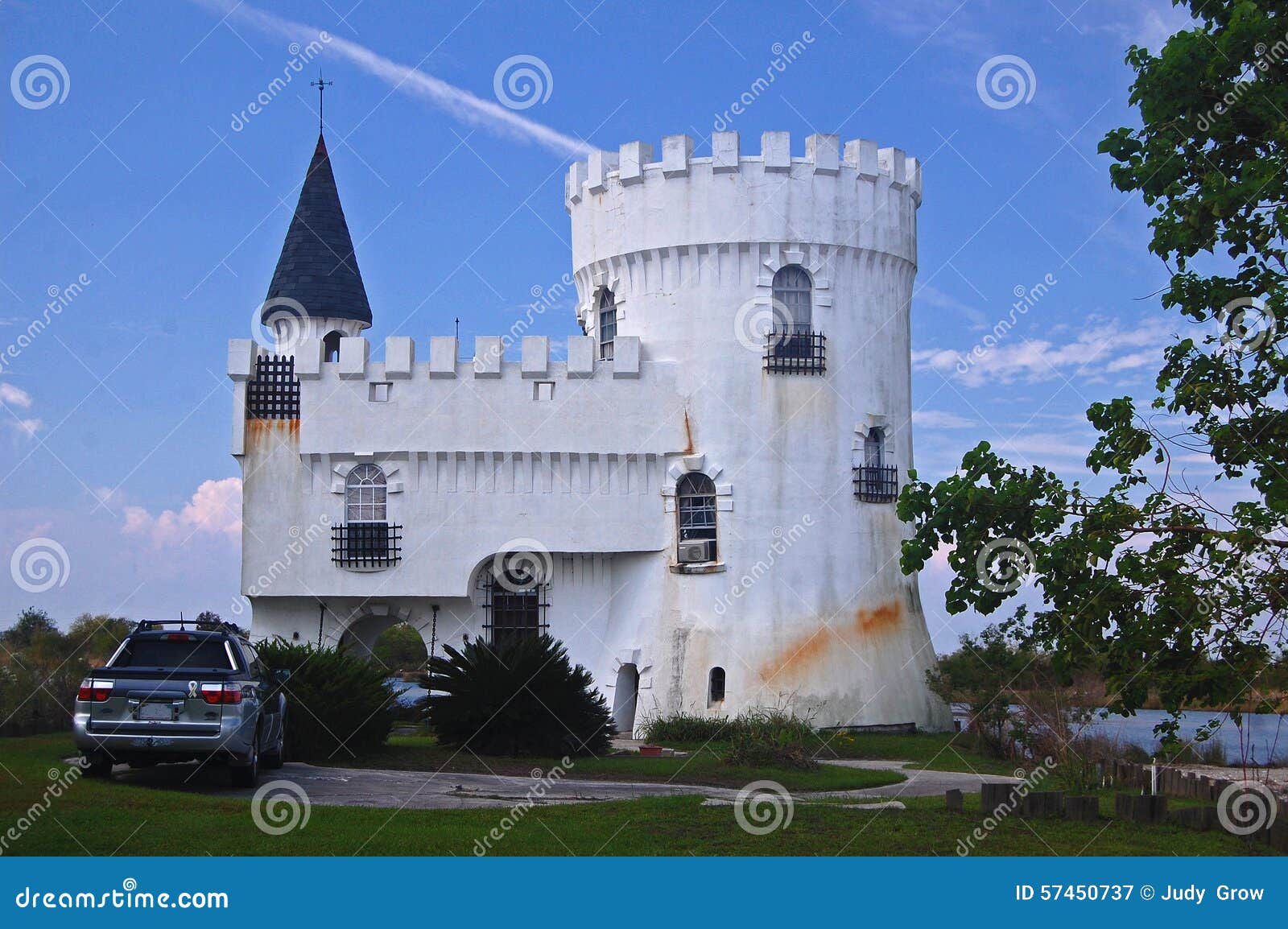 A Sirve a Casa Es Su Castillo Fotografía editorial - Imagen de sacudir ...