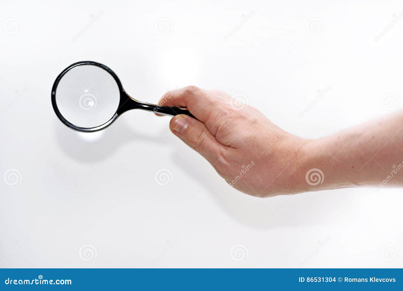 Sirve la mano con la lupa foto de archivo. Imagen de brazo - 86531304