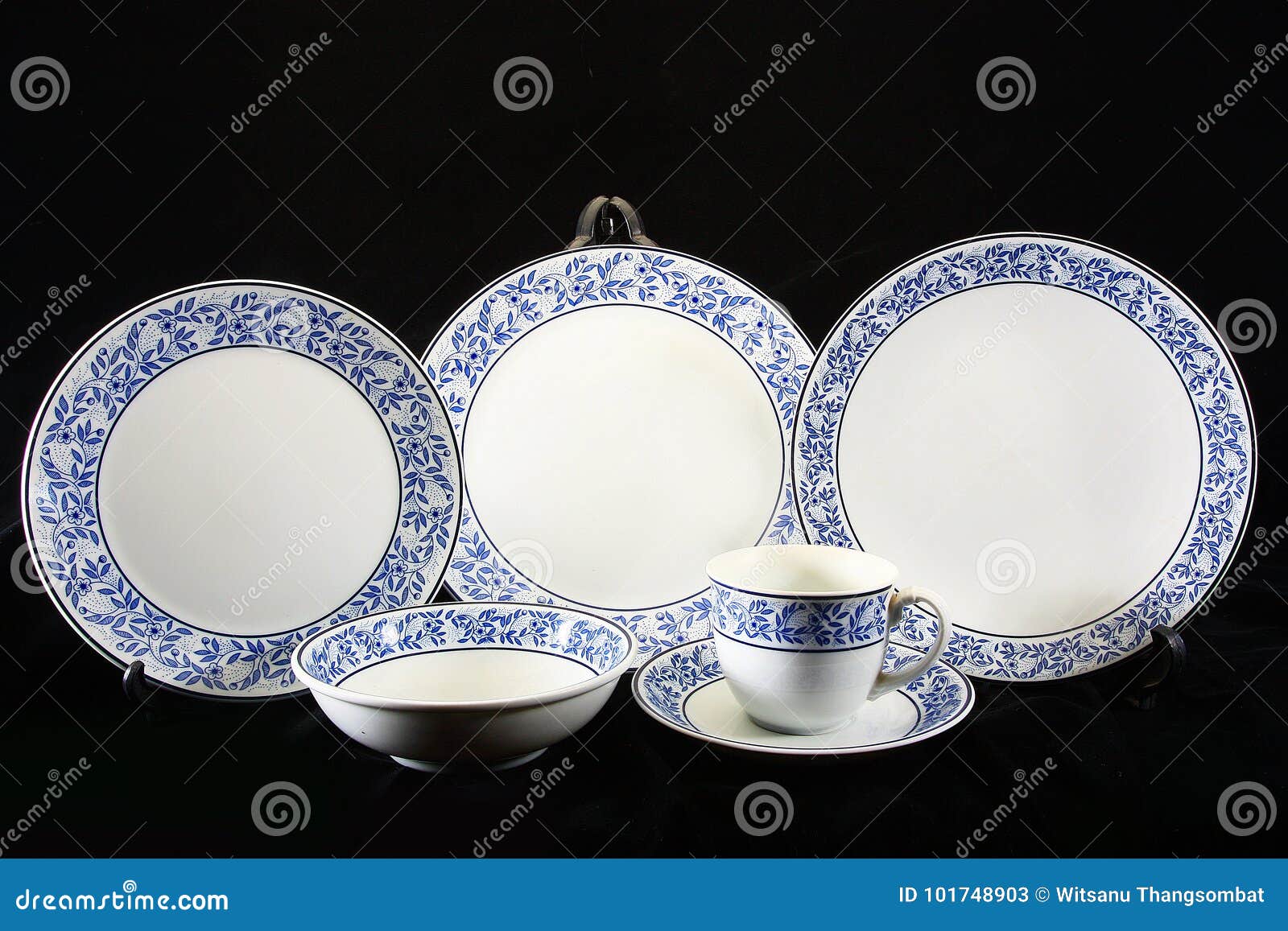 Sistema Antiguo De La Loza, Sistema De Vajilla Imagen de archivo ...