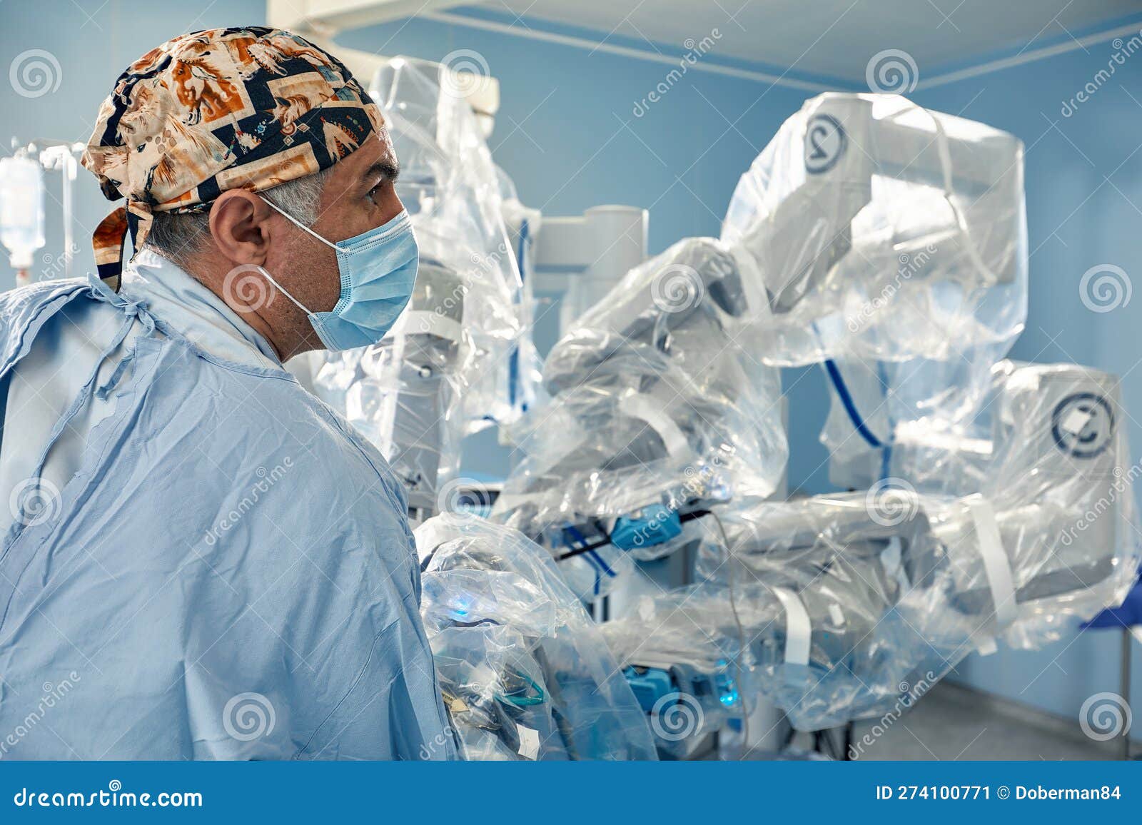 Sistema Cirúrgico Com Robô Minimamente Invasivo Num Hospital. Cirurgião ... Sistema Cirúrgico Com Robô Minimamente Invasivo Num Hospital. Cirurgião ...