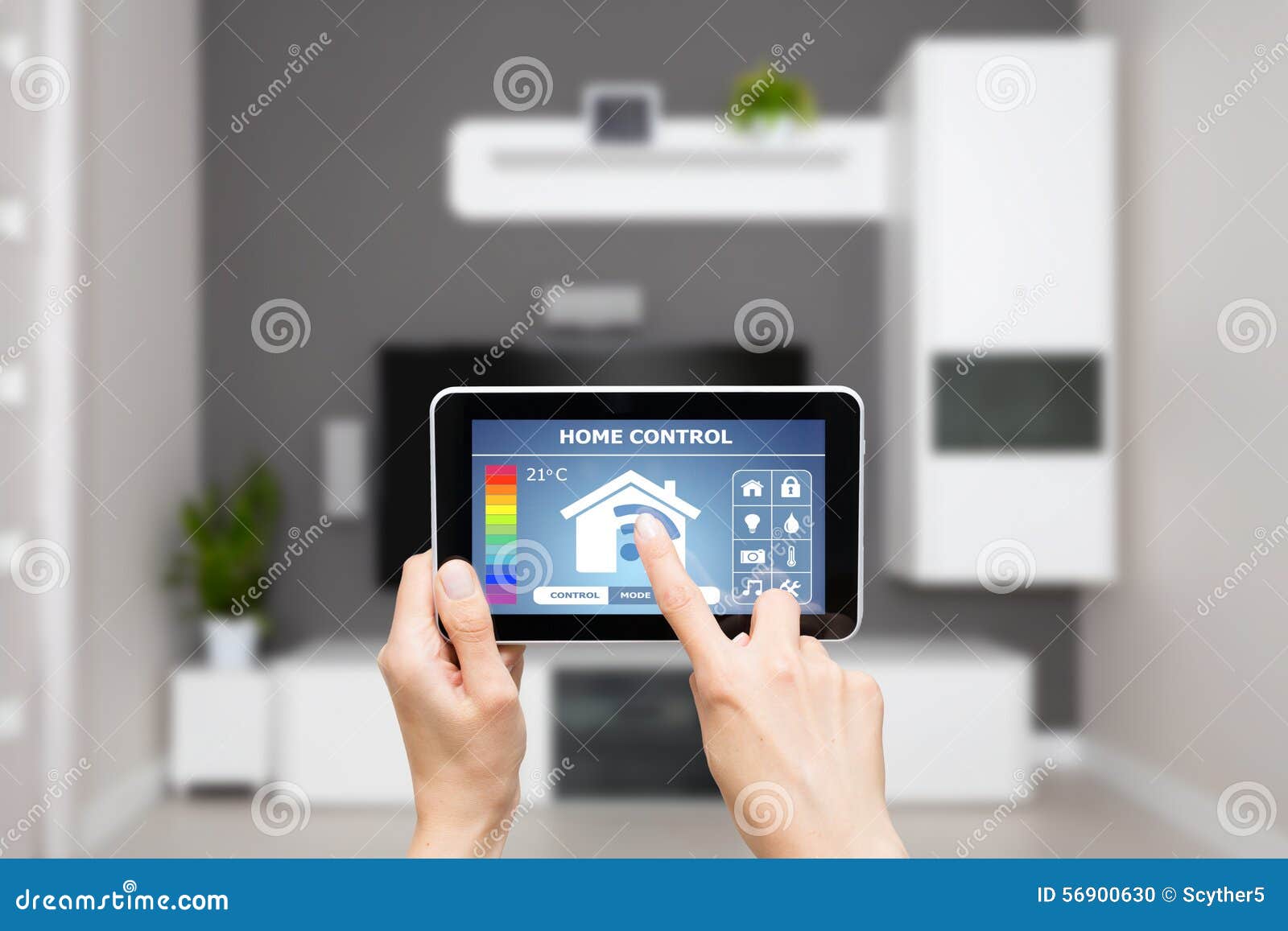 Sistema De Controlo Home Remoto Em Uma Tabuleta Digital Foto de Stock ...