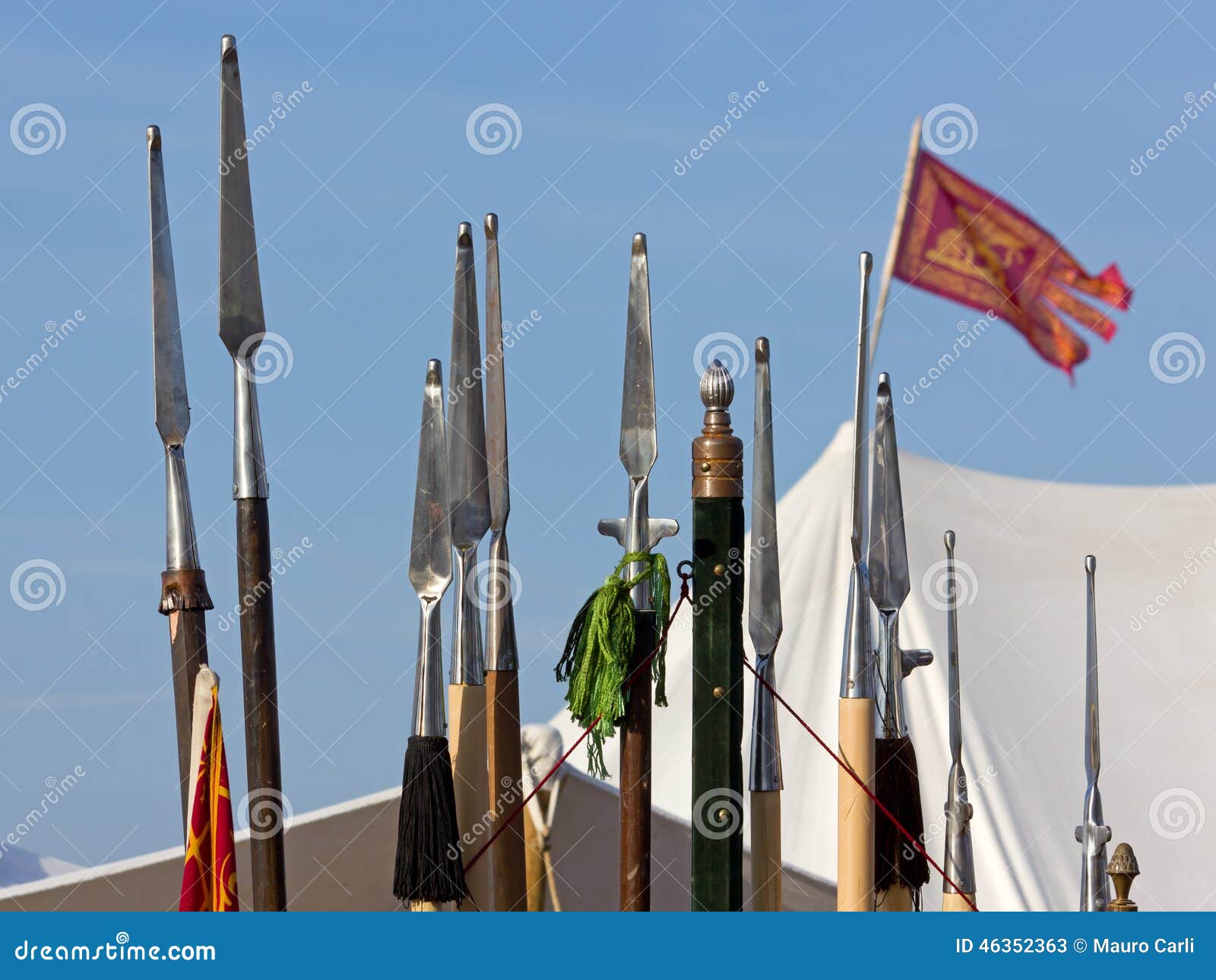 Sistema De Lanzas Medievales Imagen de archivo - Imagen de cielo, arma ...