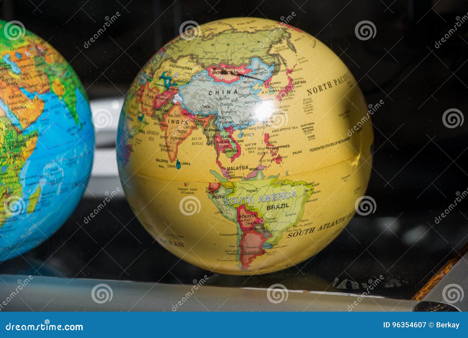 Sistema De Los Globos De Diversos Tipos Imagen de archivo - Imagen de ...