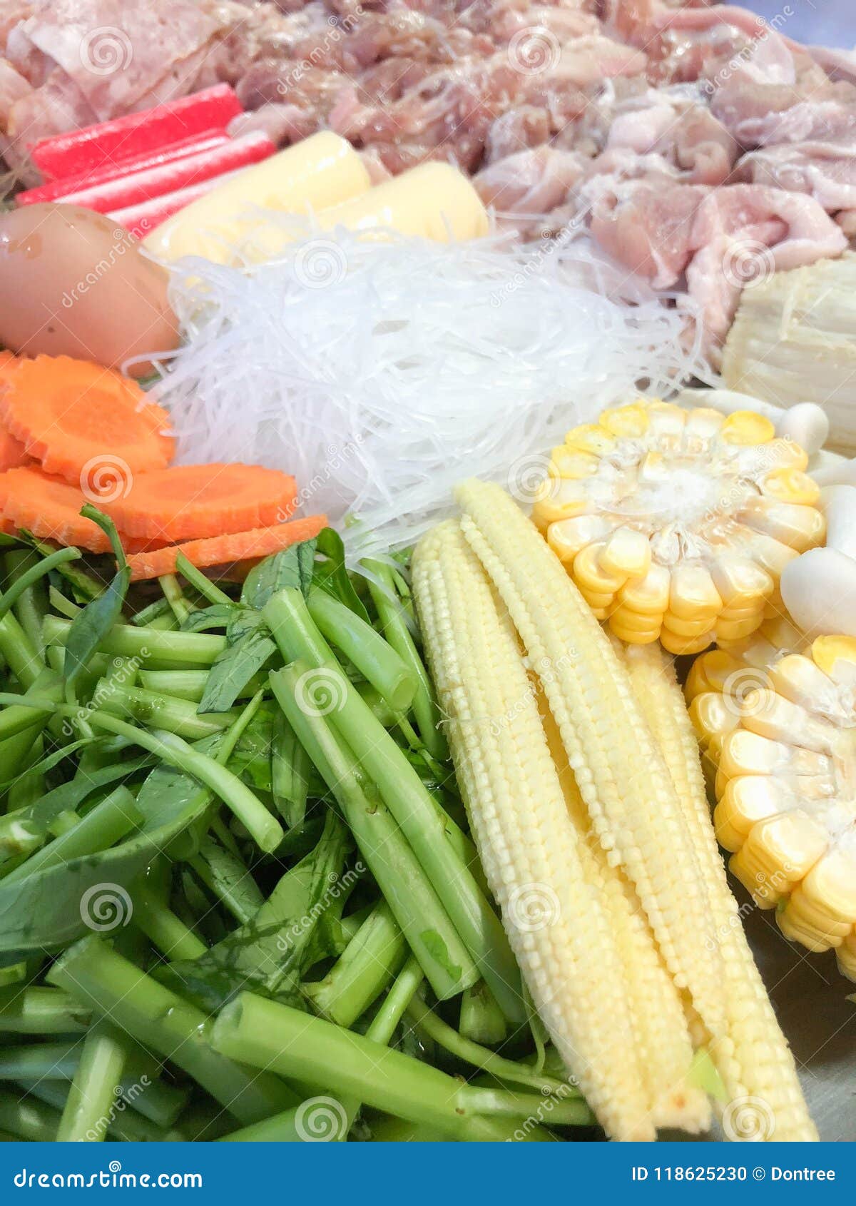 Sistema De Muchos Comida Cruda Para El Sukiyaki Foto de archivo ...