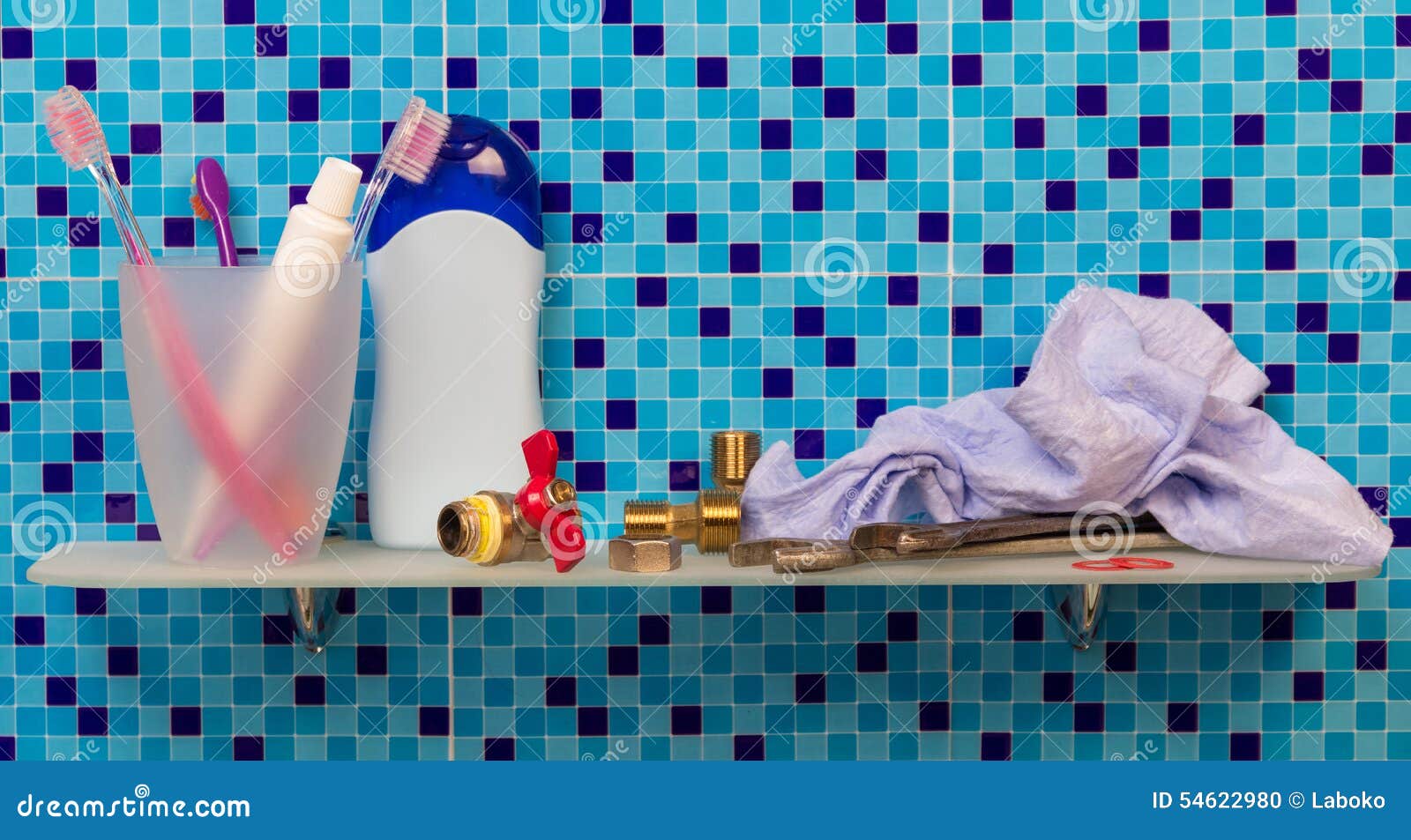 Sistema De Objetos Al Azar En Un Estante Foto de archivo - Imagen de ...