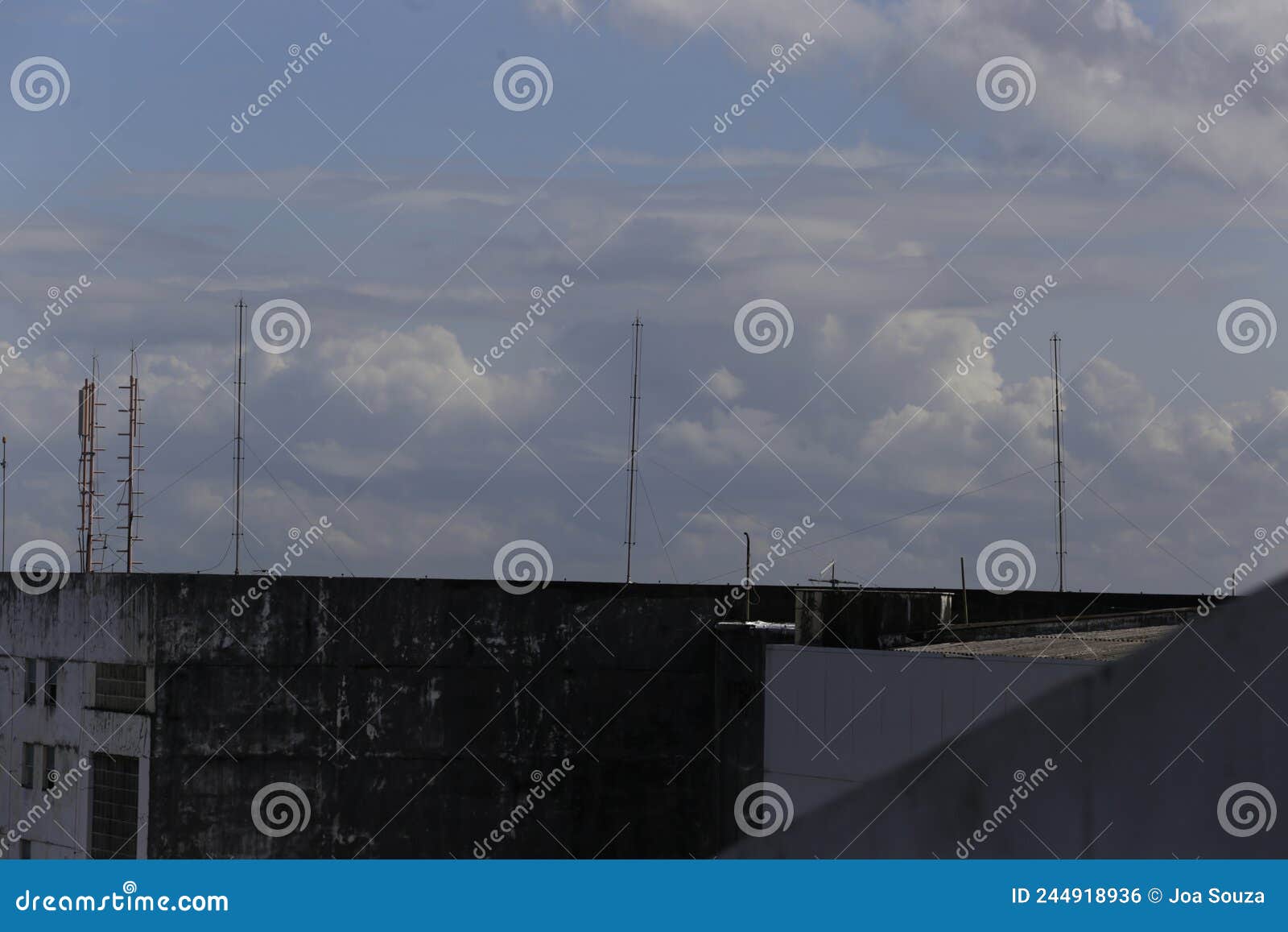 Sistema De Pararrayos En Edificios Foto editorial - Imagen de metal ...