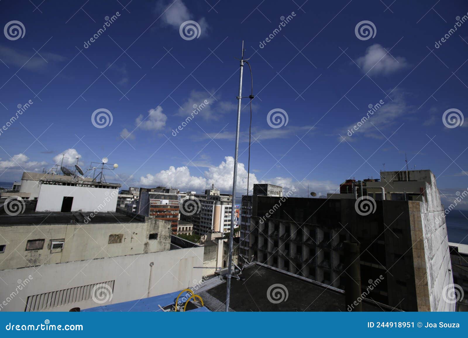Sistema De Pararrayos En Edificios Foto editorial - Imagen de alambre ...