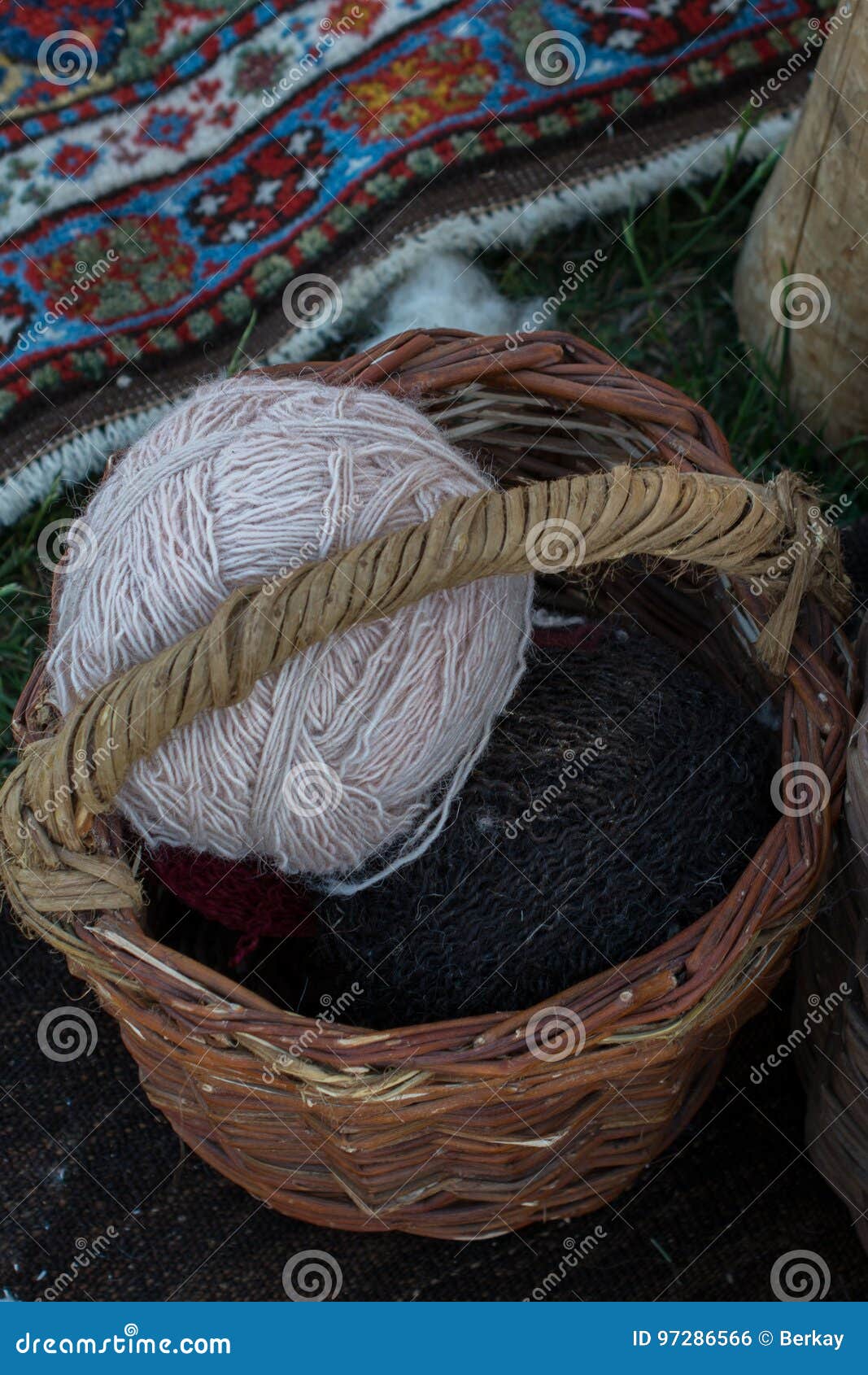 Sistema De Rolls Del Hilo Hecho a Mano Foto de archivo - Imagen de ...