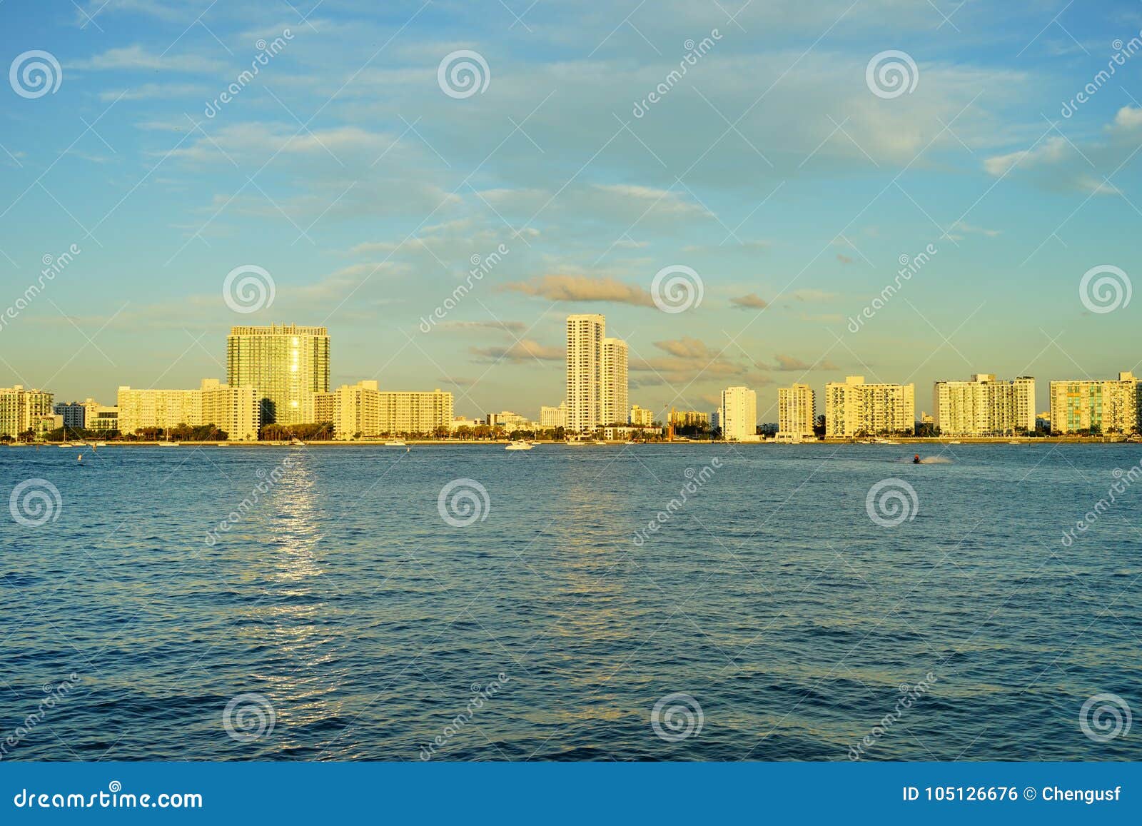 Sistema del sol de Miami foto de archivo. Imagen de negocios - 105126676