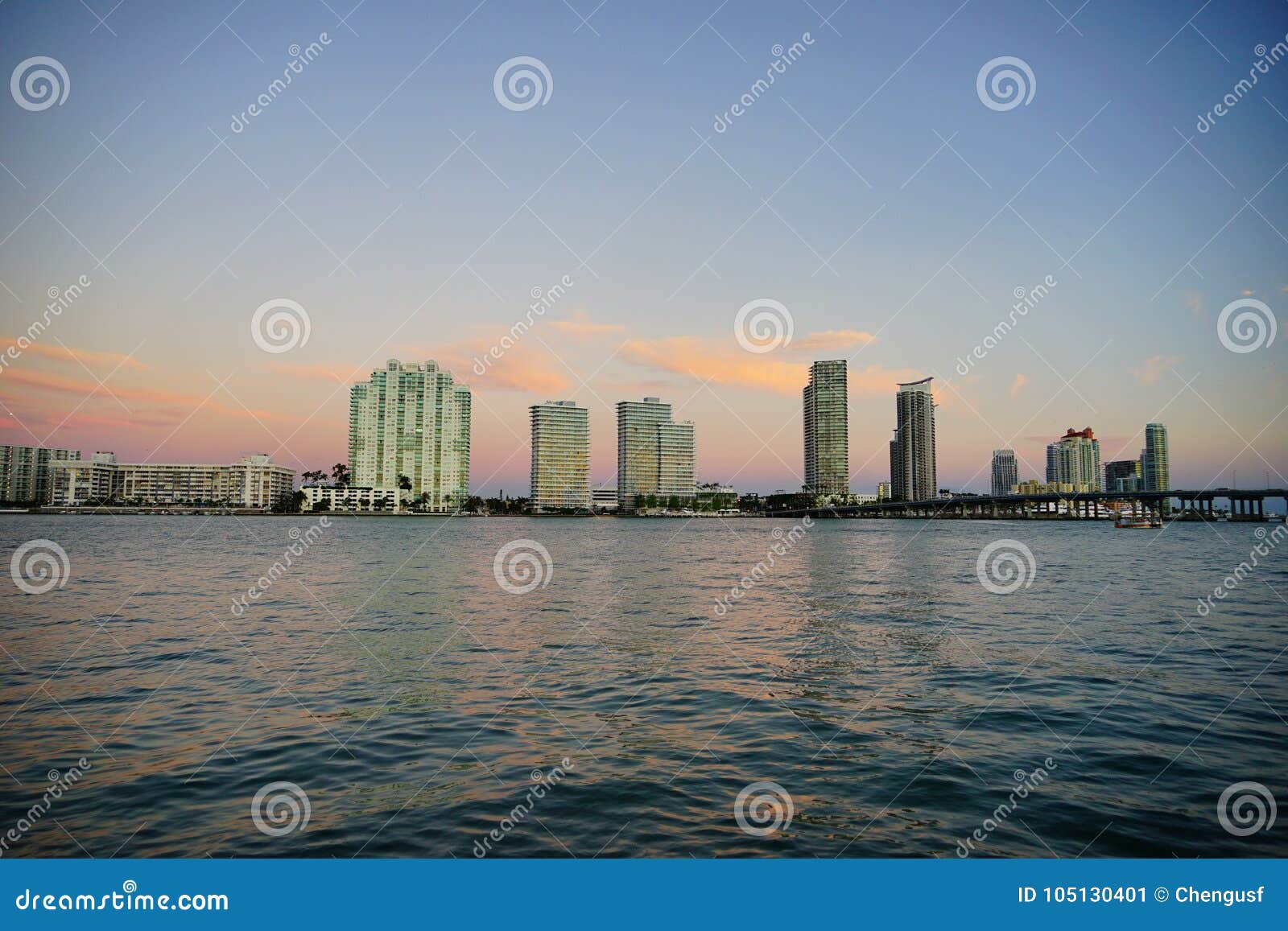 Sistema del sol de Miami imagen de archivo. Imagen de fila - 105130401