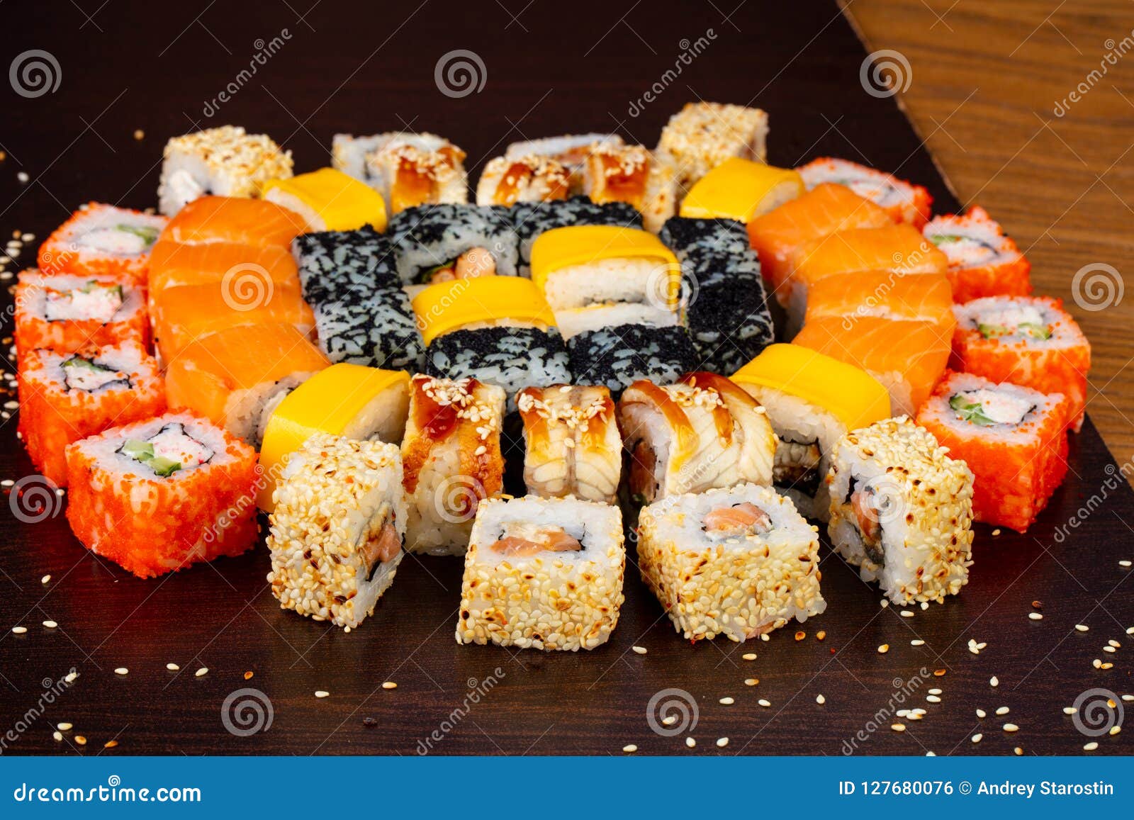 Sistema Delicioso Del Rollo De Sushi Foto de archivo - Imagen de ...