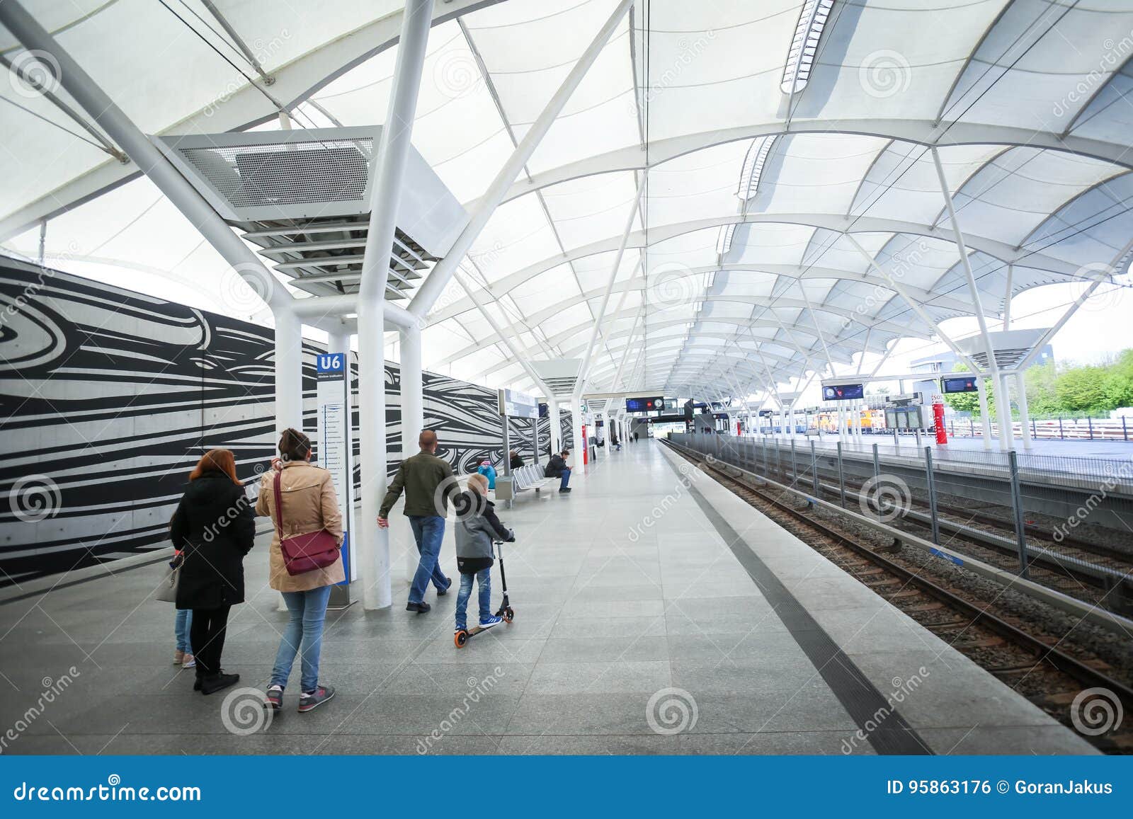 Sistema do metro em Munich foto editorial. Imagem de ferrovia - 95863176