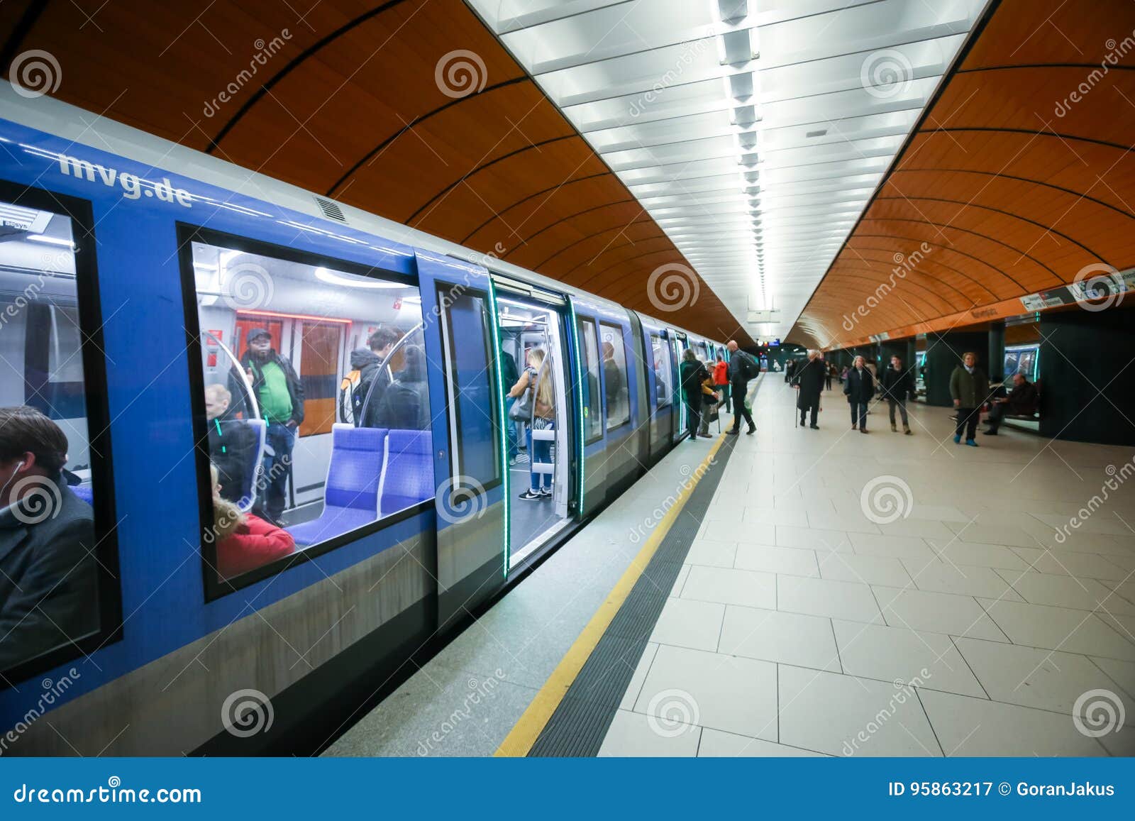 Sistema do metro em Munich fotografia editorial. Imagem de cidade ...