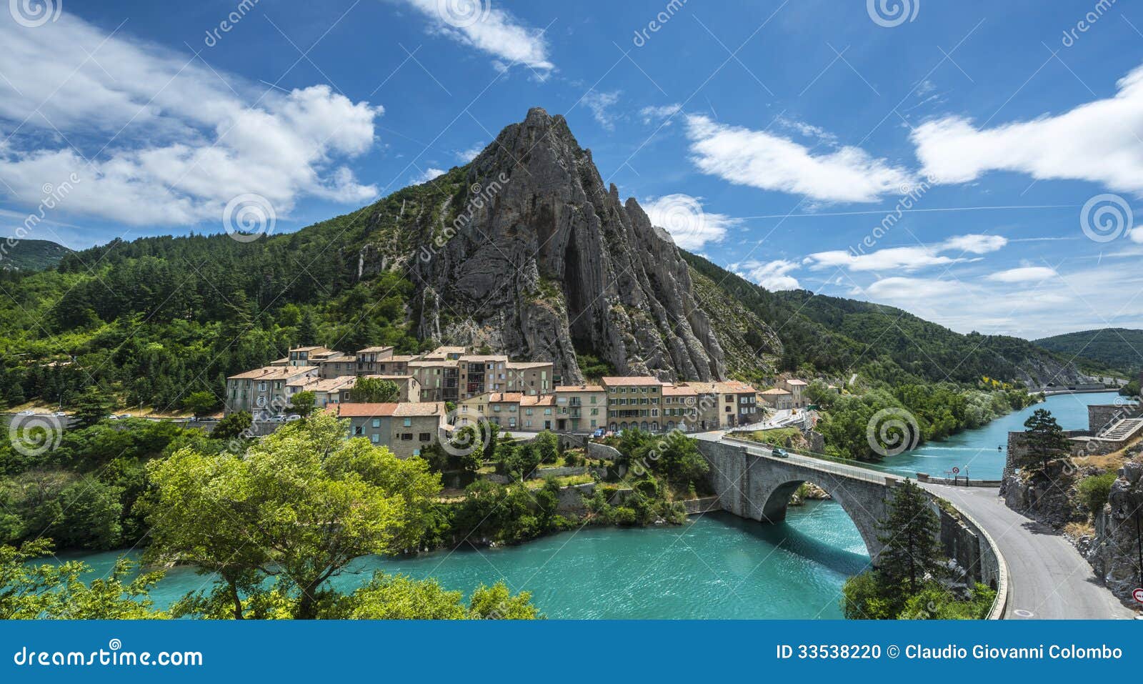 Sisteron photo stock. Image du passerelle, couleur, bleu - 33538220