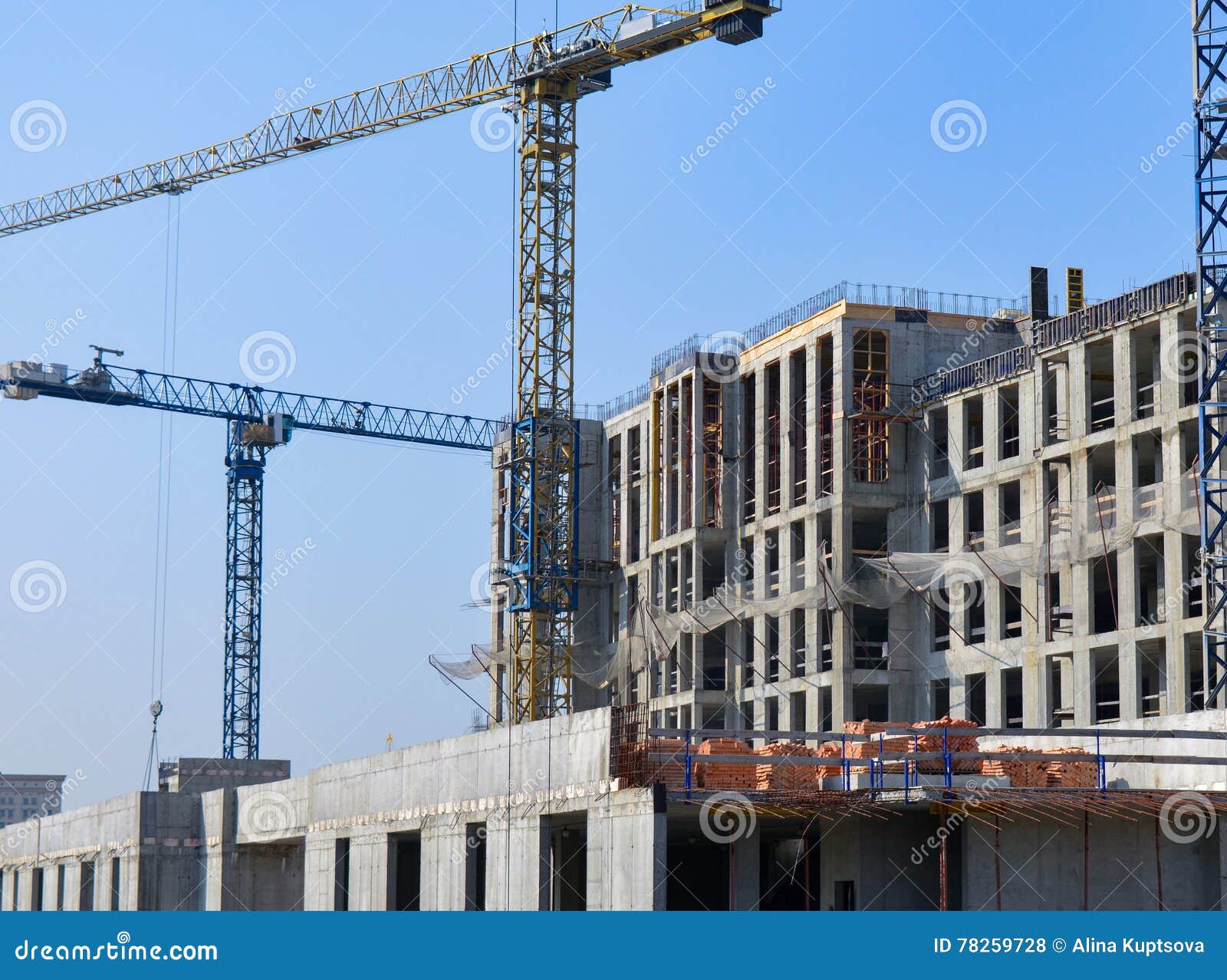 Sito Concreto Della Costruzione Di Edifici Con Le Gru in Cielo Blu ...
