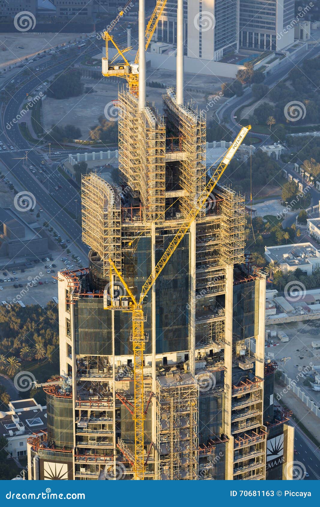 Sito Della Costruzione Di Edifici Con La Gru Nel Dubai Del Centro ...