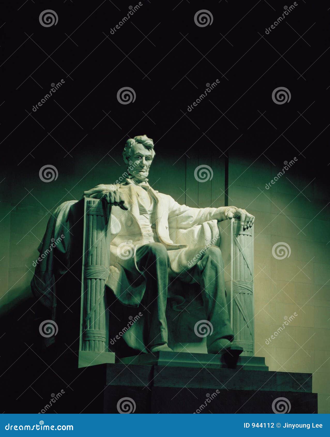 Sitting Statue Picture. Image: 944112