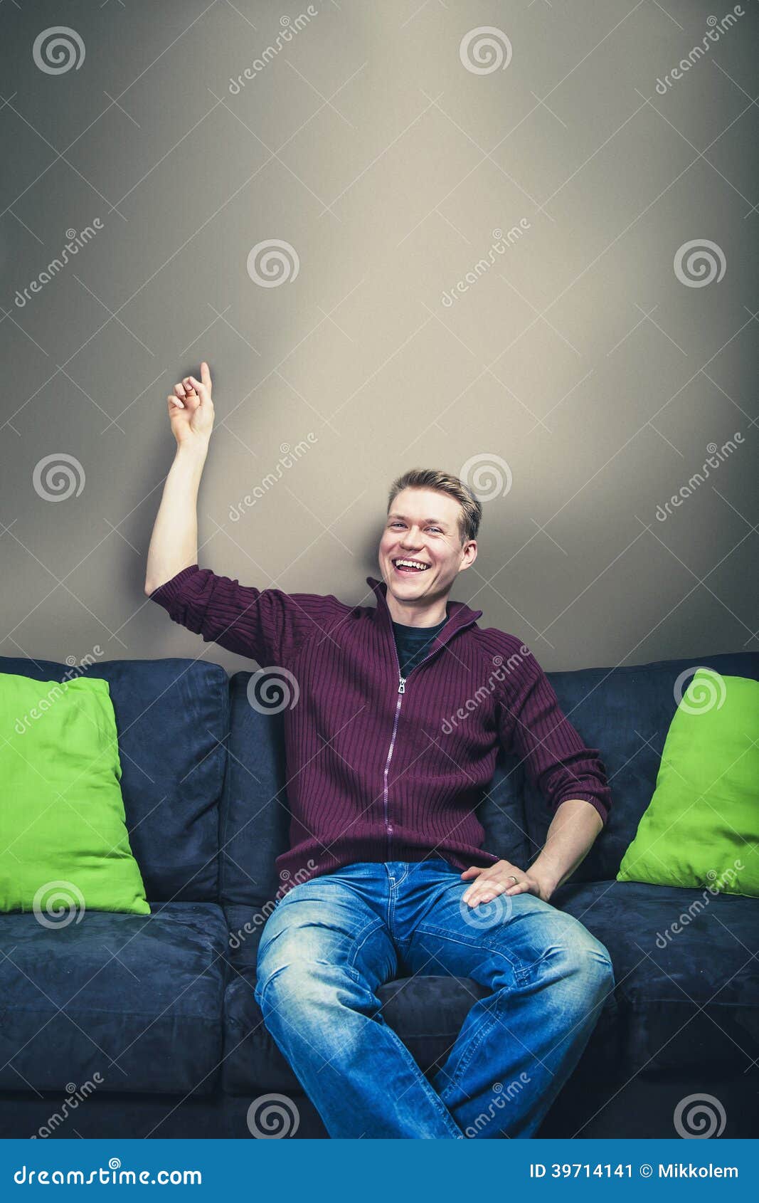 Sitzen Auf Dem Sofa, Das Oben Zeigt Stockbild - Bild von couch, person ...