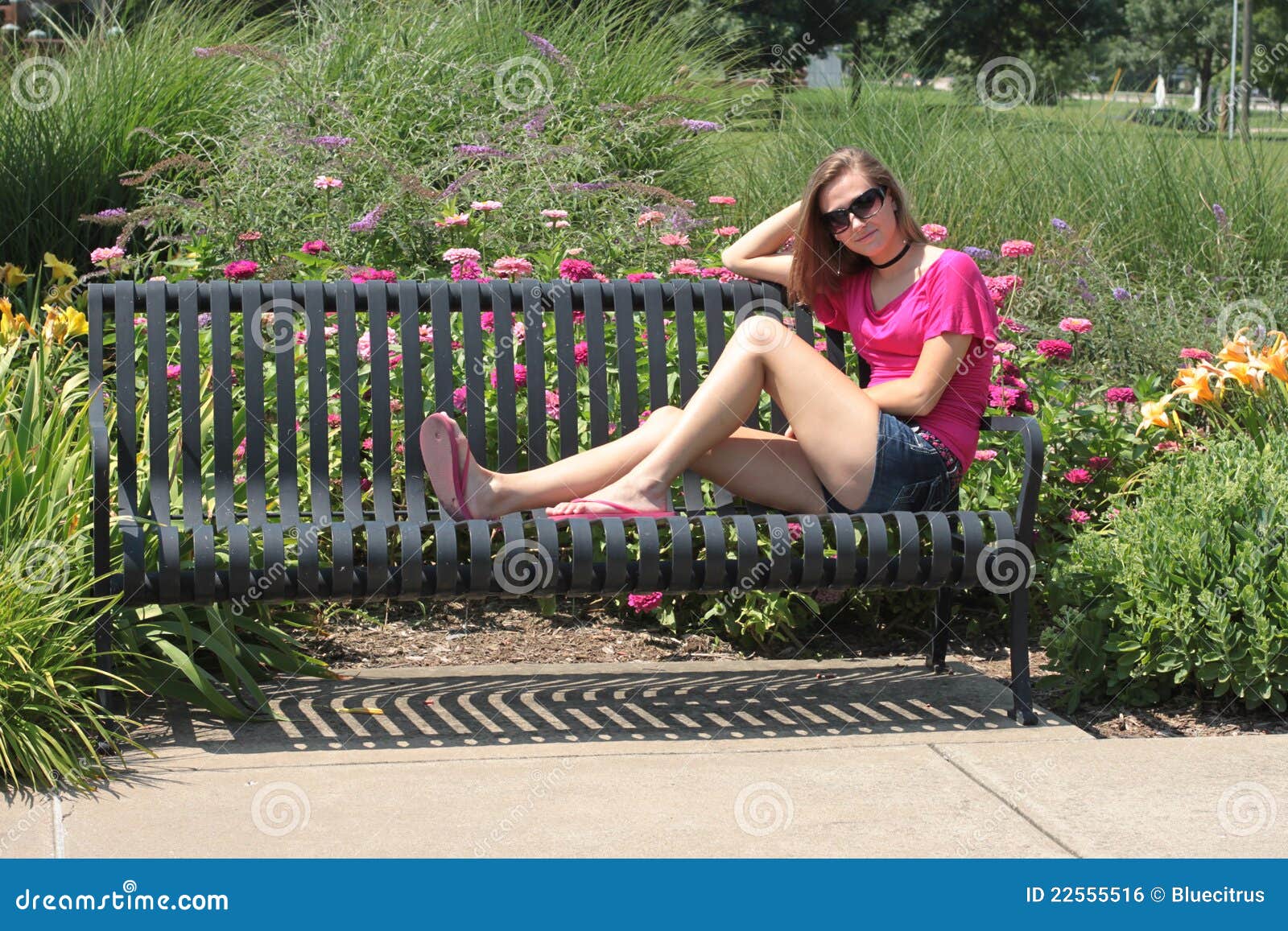 Sitzen auf einer Bank stockfoto. Bild von bank, glanz - 22555516