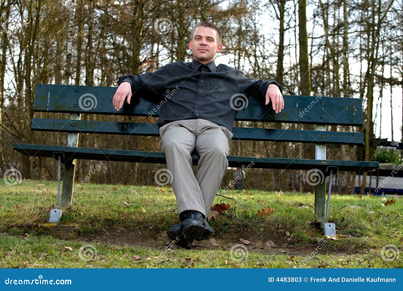 Sitzen auf einer Bank stockbild. Bild von kaukasisch, denken - 4483803