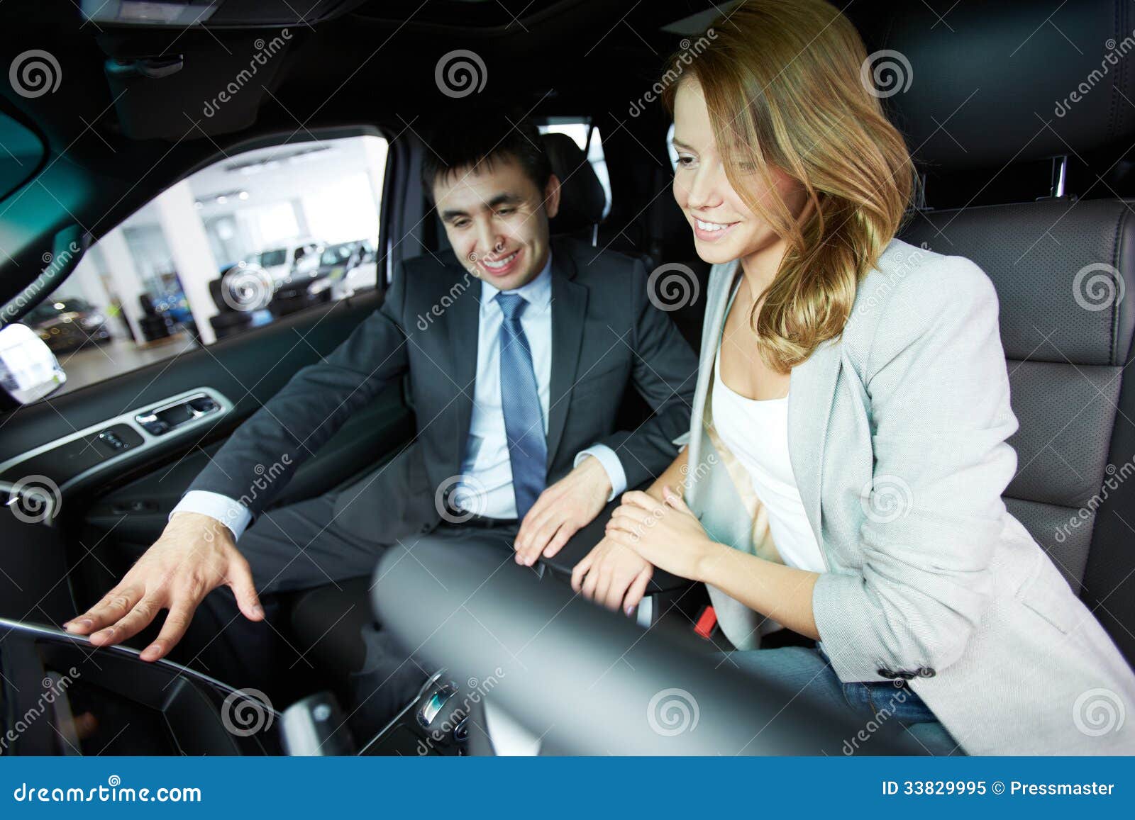 Sitzen im Auto stockbild. Bild von bezaubern, innere - 33829995