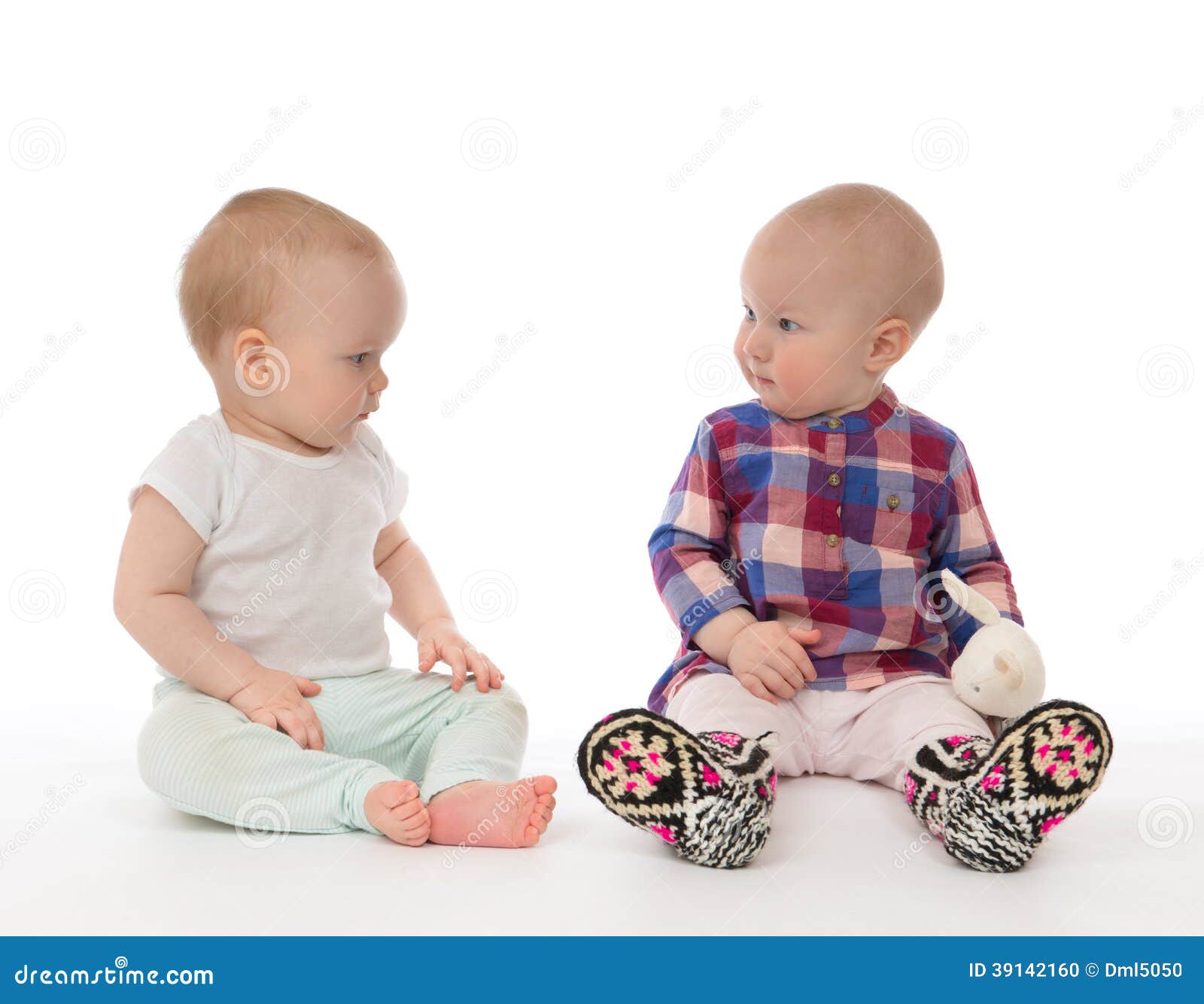 Sitzen Mit Zwei Kinderbaby-Kleinkindern Stockfoto - Bild von junge ...