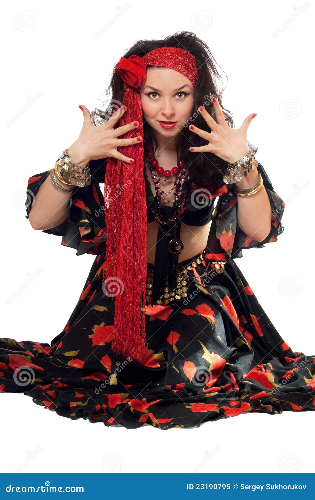 Sitzende Ausdrucksvolle Zigeunerfrau Stockbild - Bild von brünette ...