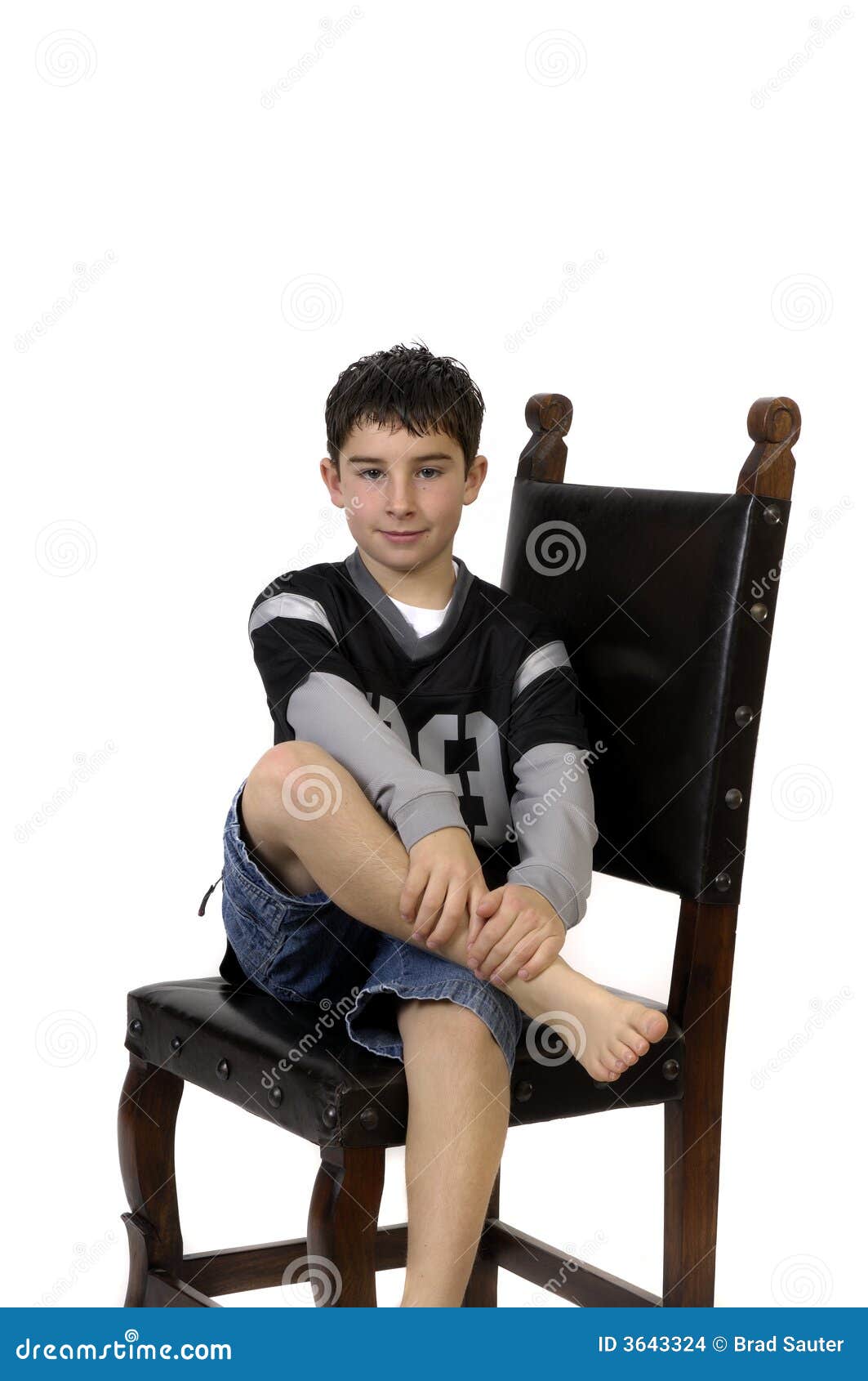 Sitzender Junge stockfoto. Bild von stattlich, jugendlich - 3643324