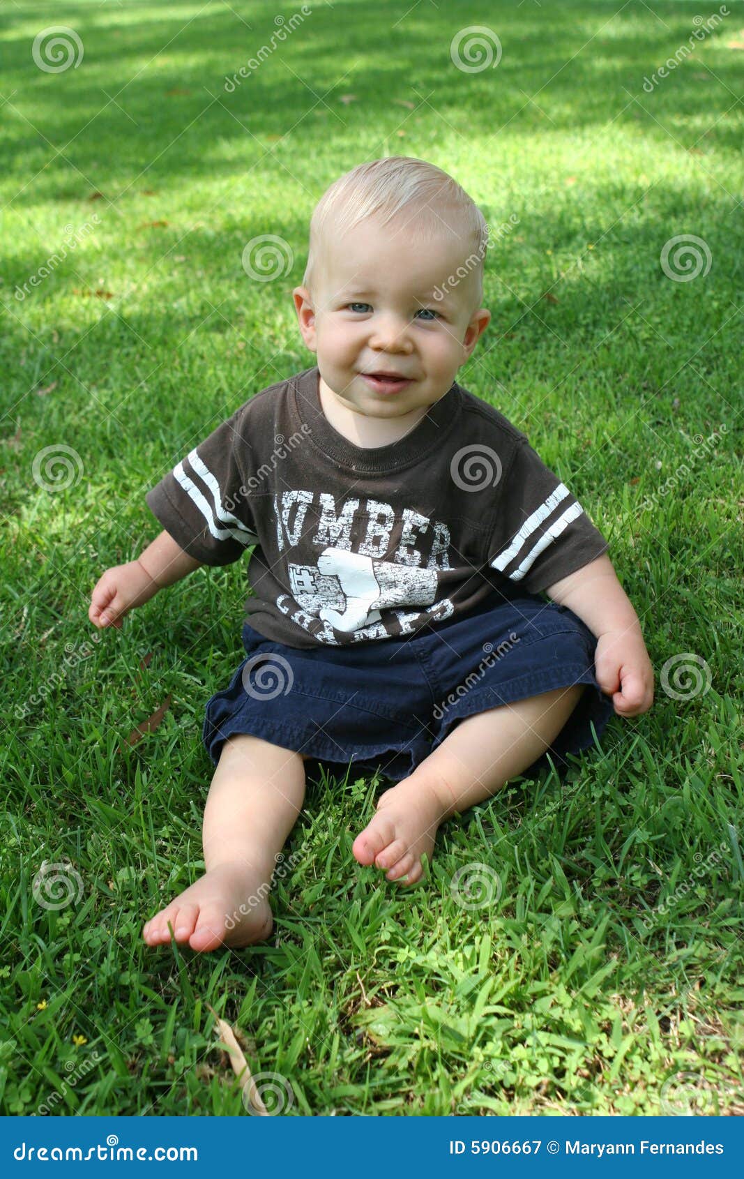 Sitzendes Kleinkind Auf Gras Stockbild - Bild von braun, kleinkind: 5906667